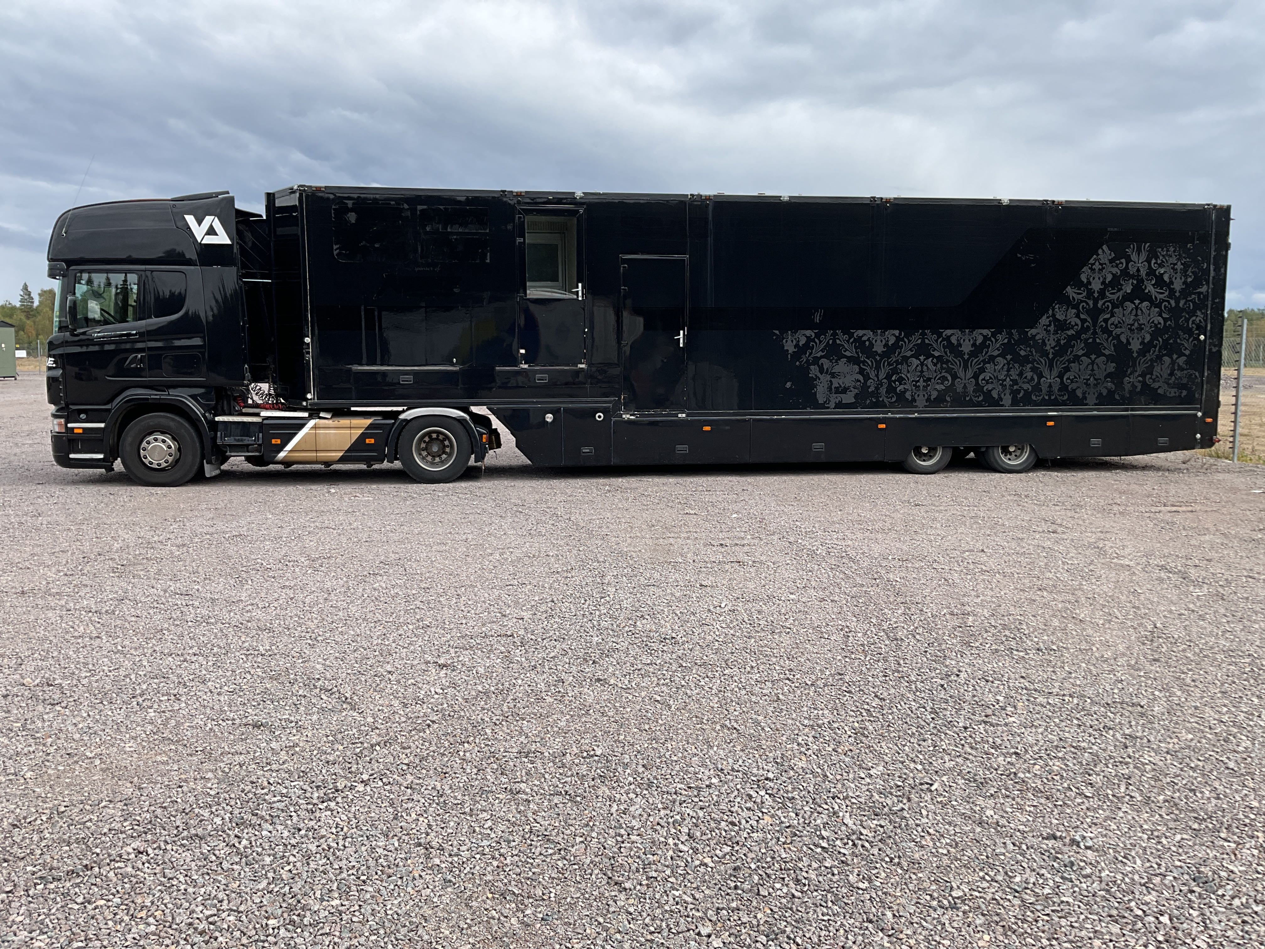 Scania dragbil med VM-trailer för racing - Auktioner online ...