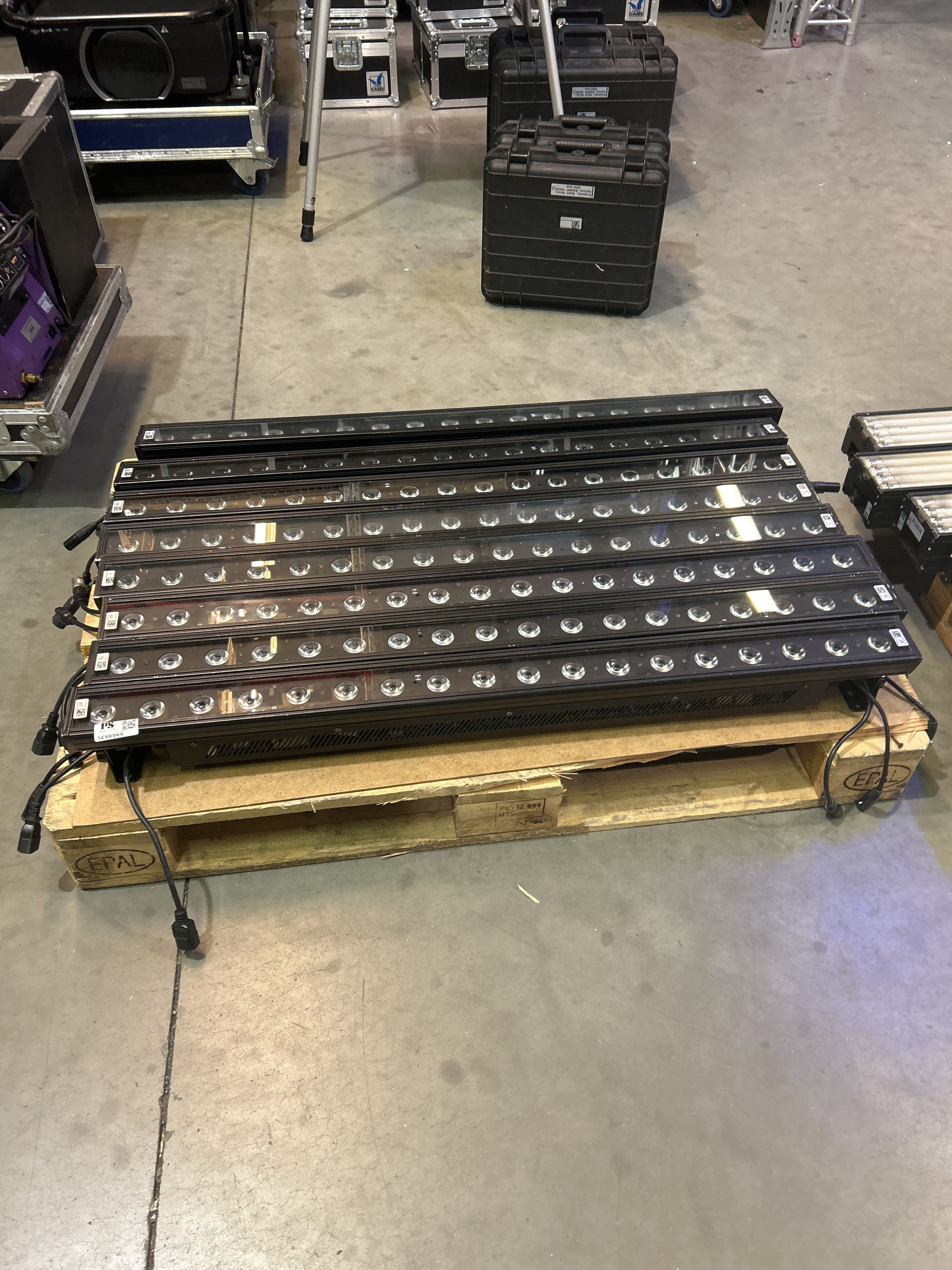 LED pixelbar 8 st - ADJ Mega Tri Bar 18 x 3-1 LED, DMX3 - Auktioner ...