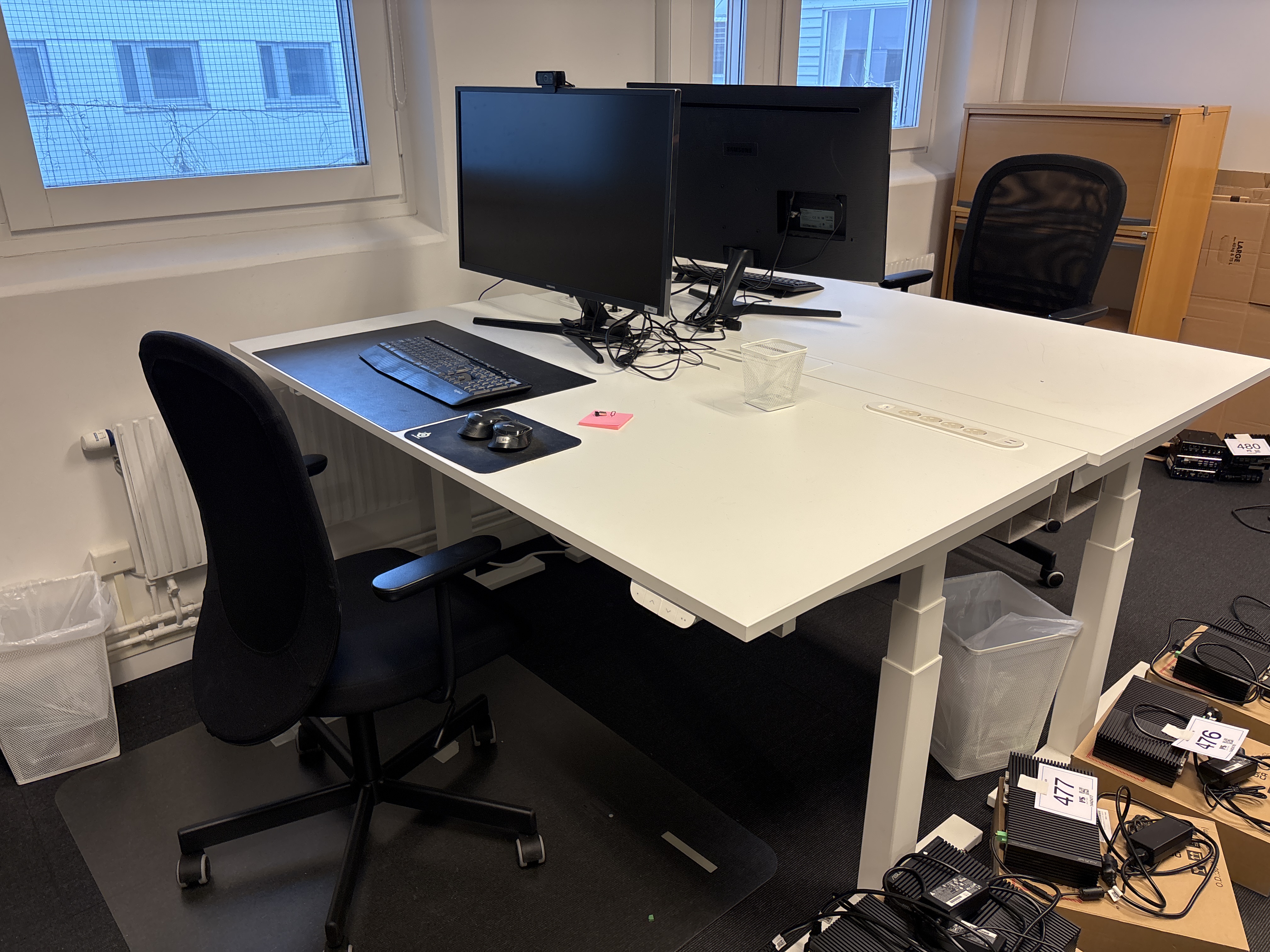 Desks, office chairs, computer monitors, keyboards - PS Auction - We ...