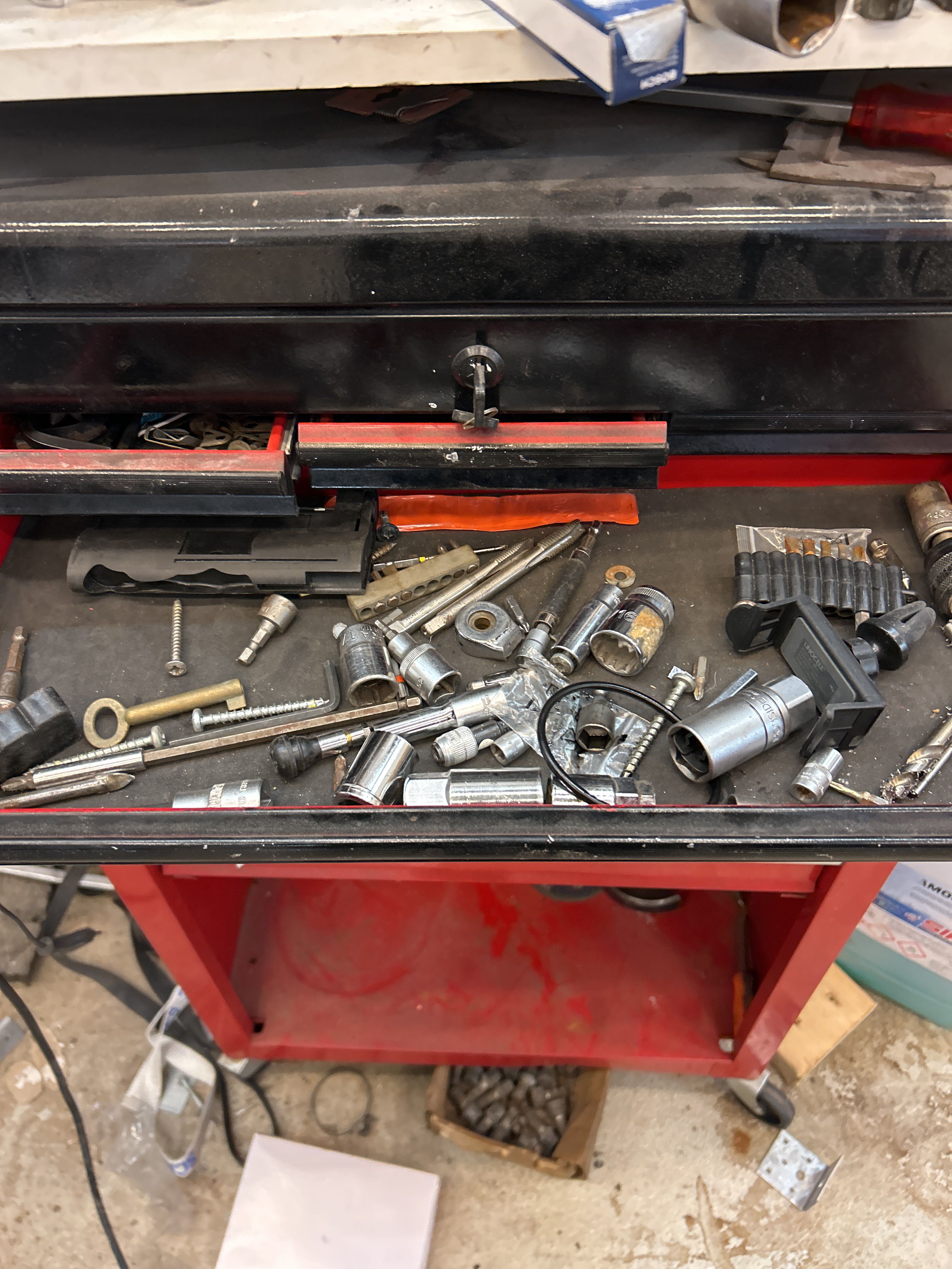 Tool cart filled with assorted hand tools - PS Auction - We value the ...