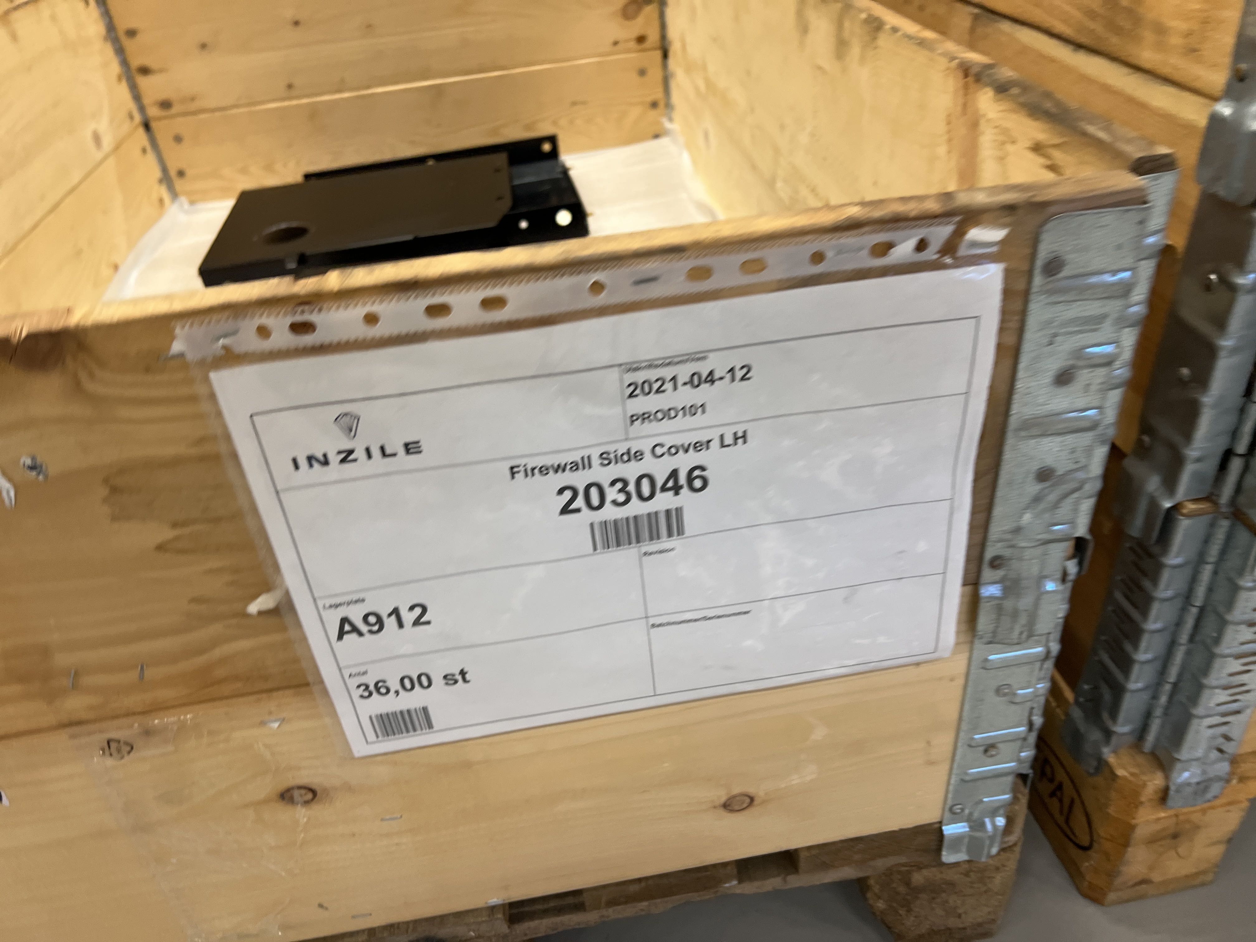 13 pallets with various vehicle details - PS Auction - We value the ...