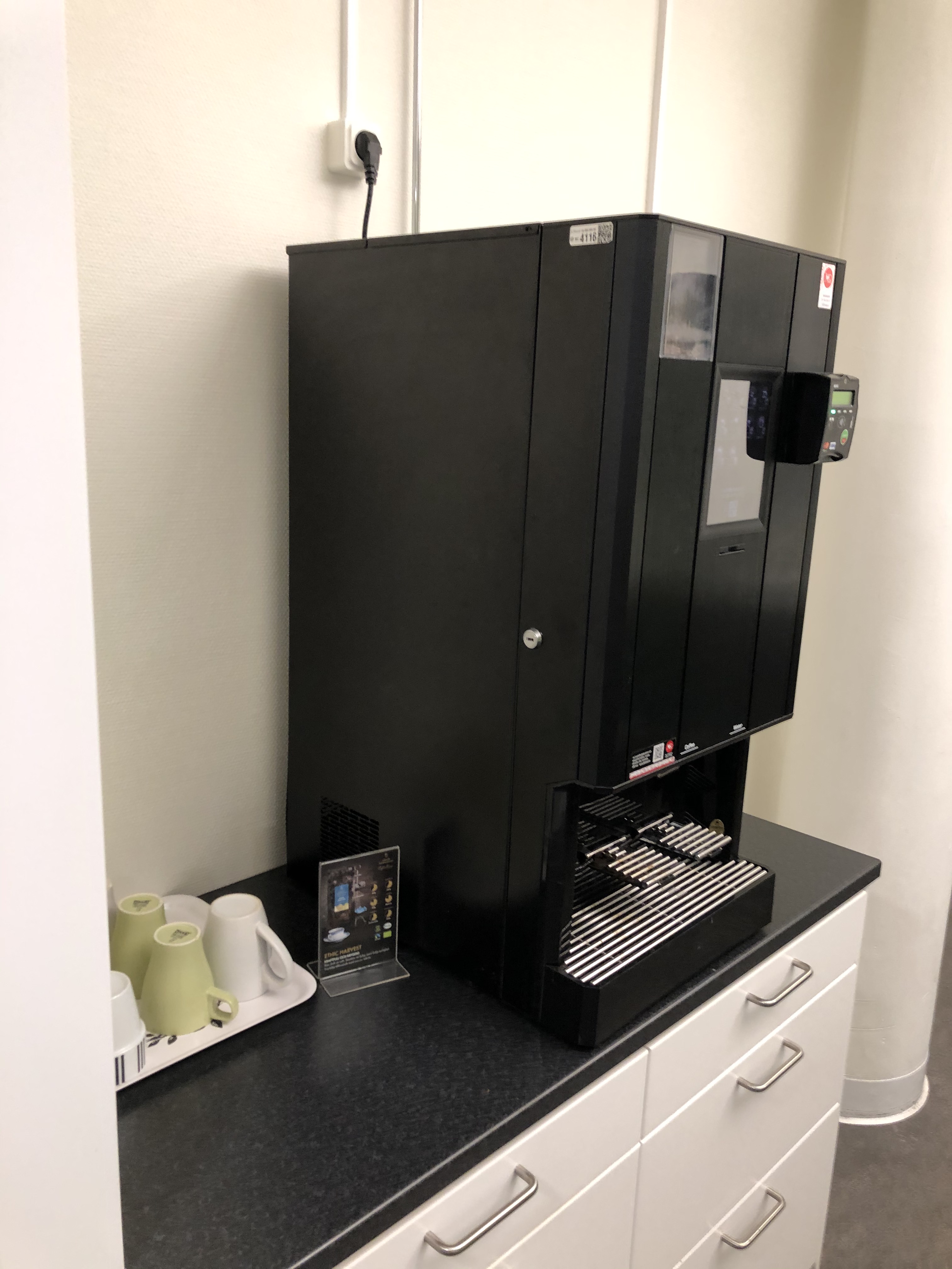 Coffee machine from JobMeal with payment terminal - PS Auction - We ...