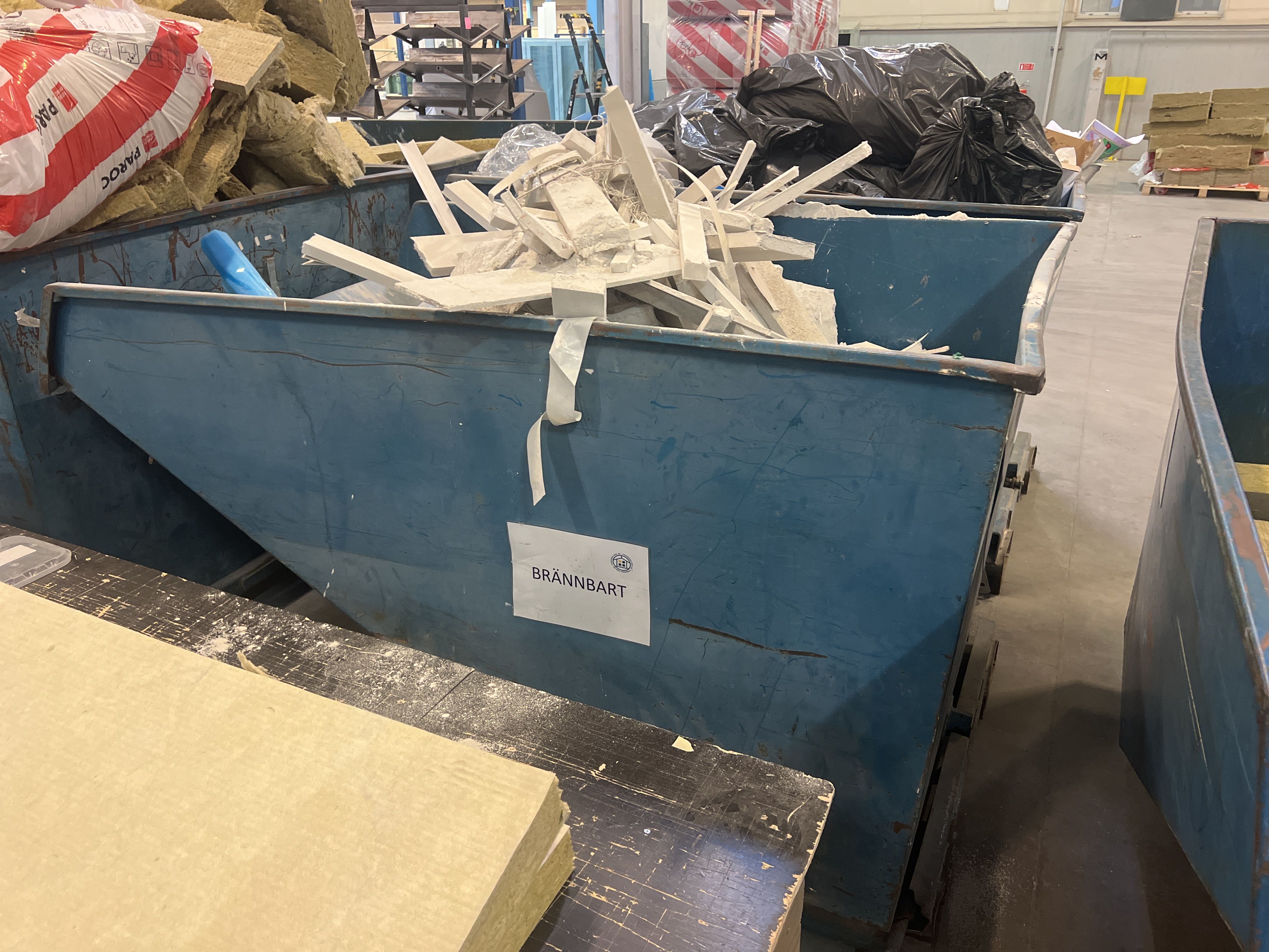 Waste container on wheels Tippable with fork hole - PS Auction - We ...