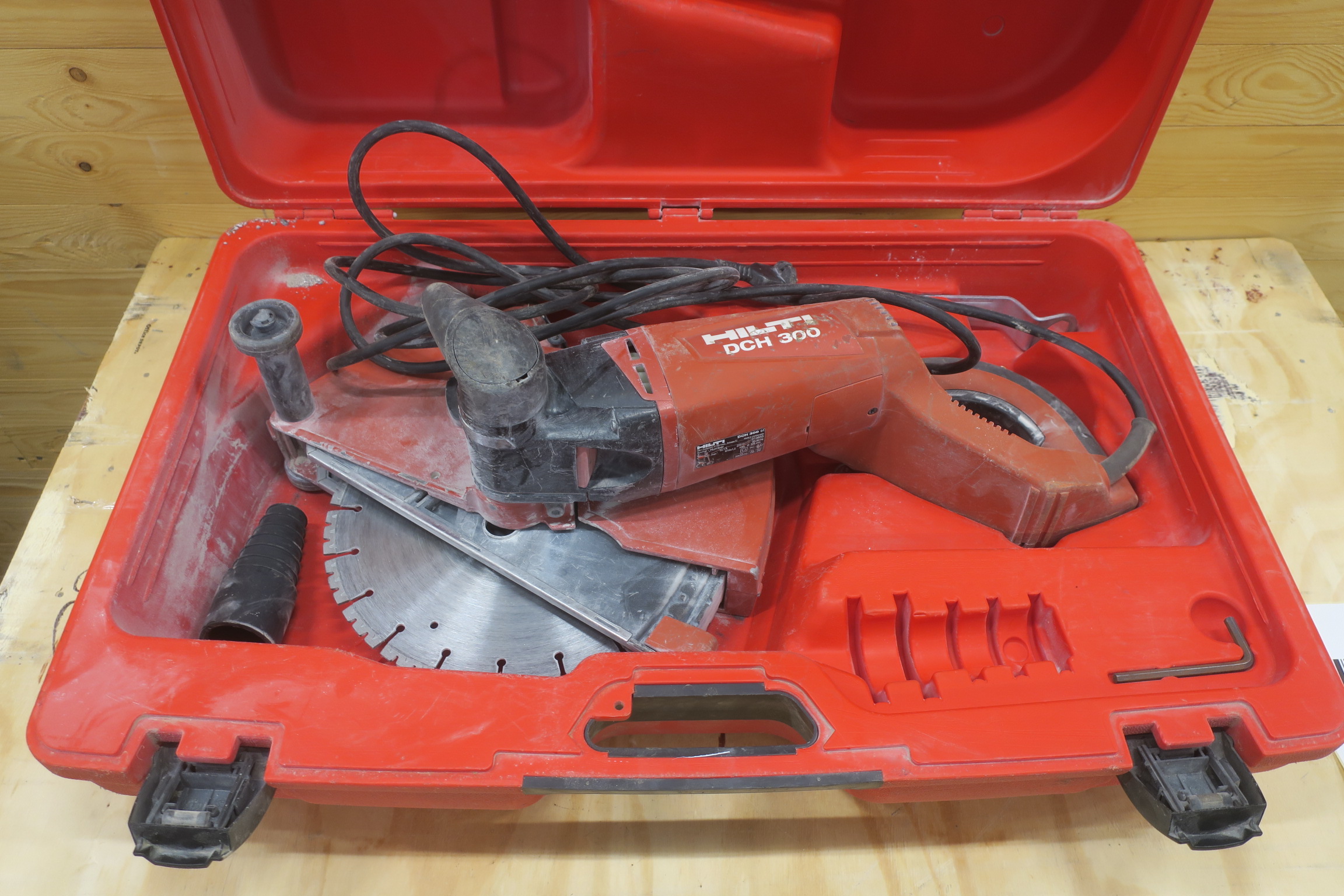 Cutting machine HILTI DCH 300 - PS Auction - We value the future ...