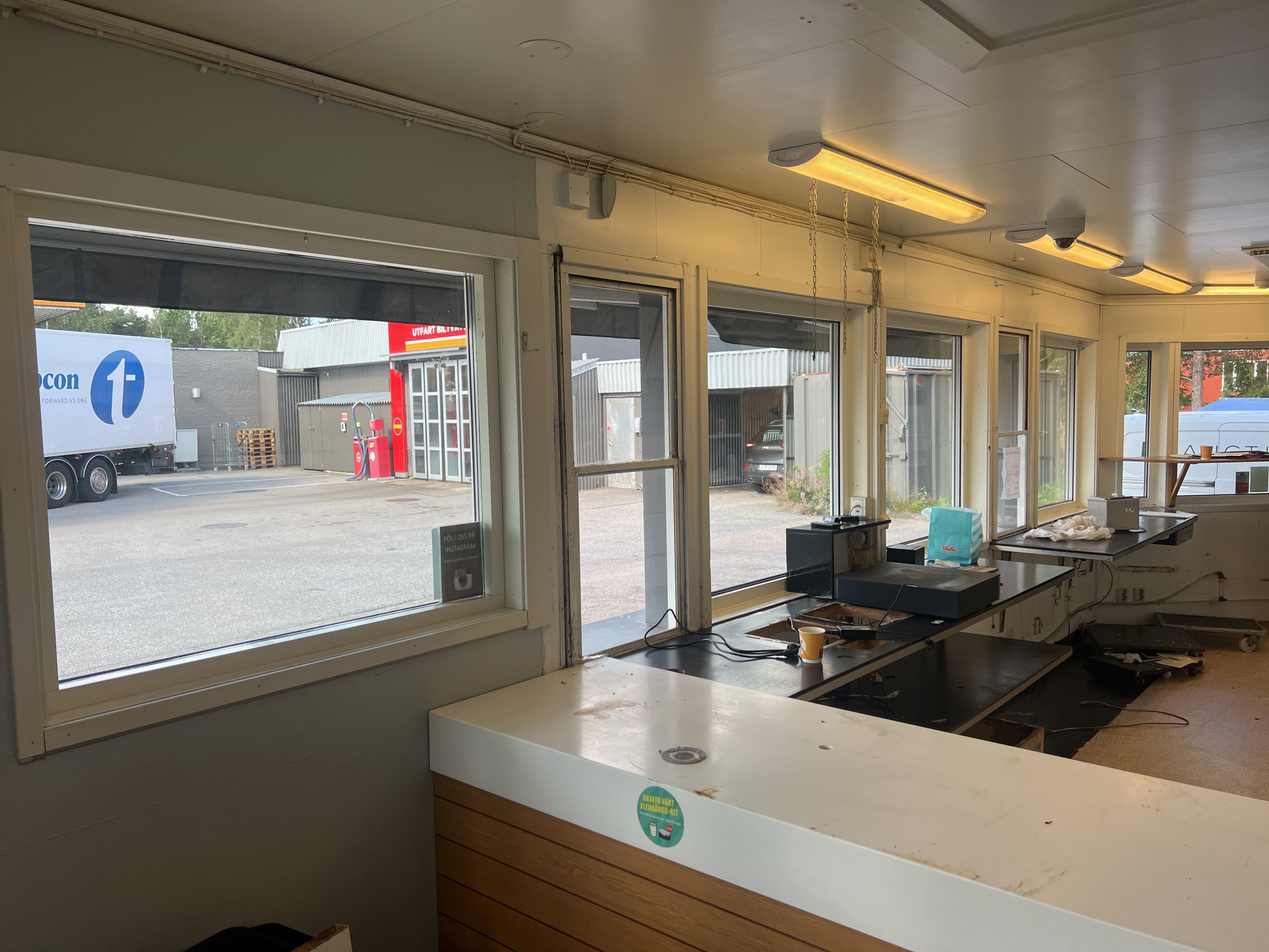 Collection of various windows and serving hatches for dismantling - PS ...
