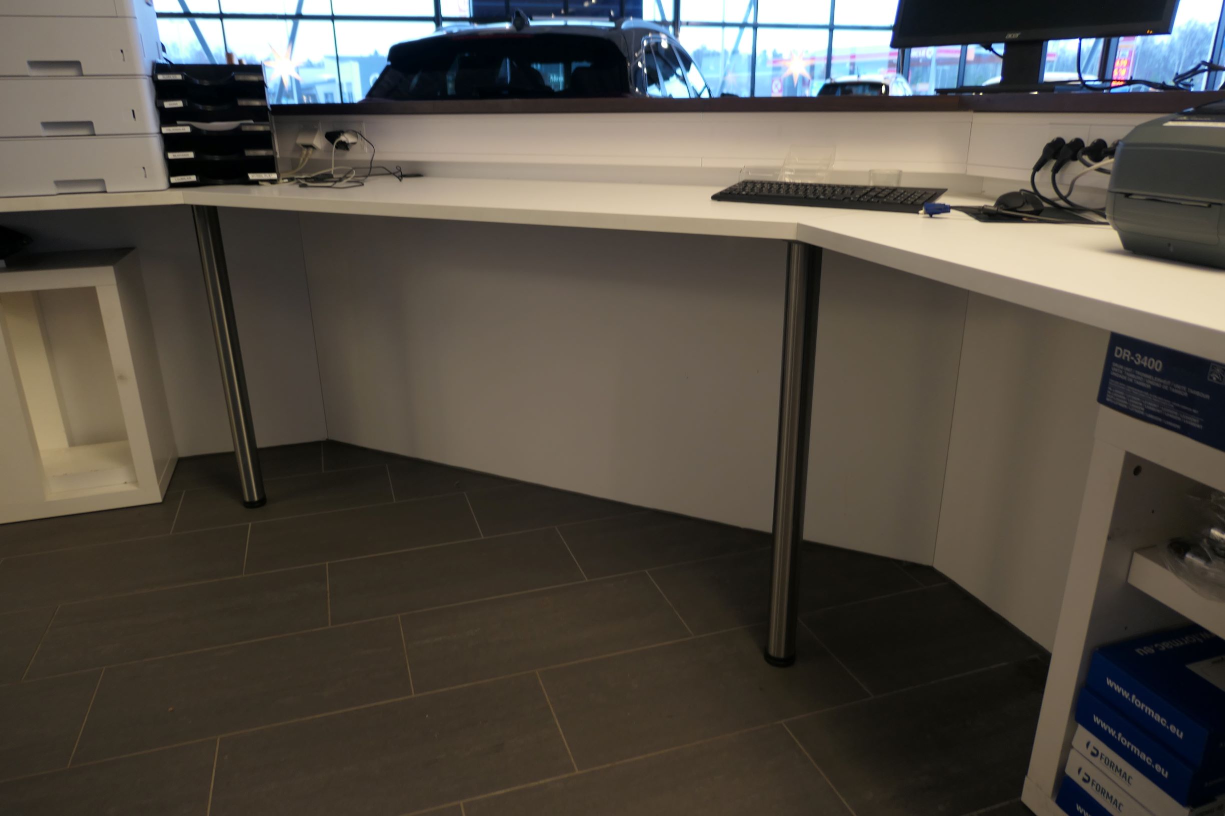 Kassadisk / receptionsdisk i vinkel - Auktioner online - Nätauktioner ...