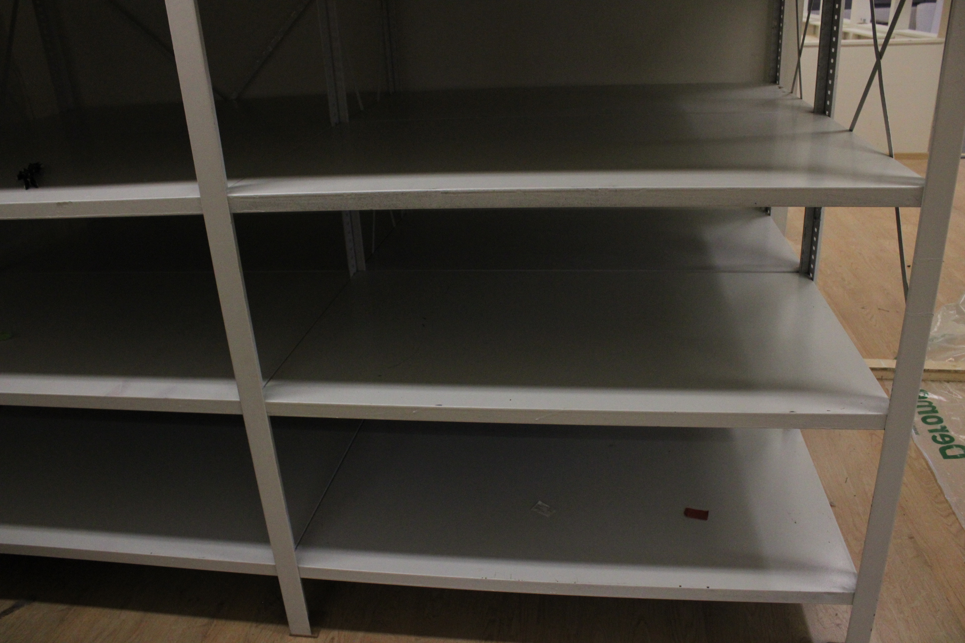 Hyllplan i metall 2 sektioner. Mått per sektion H 210 cm B 130 cm D 60 ...