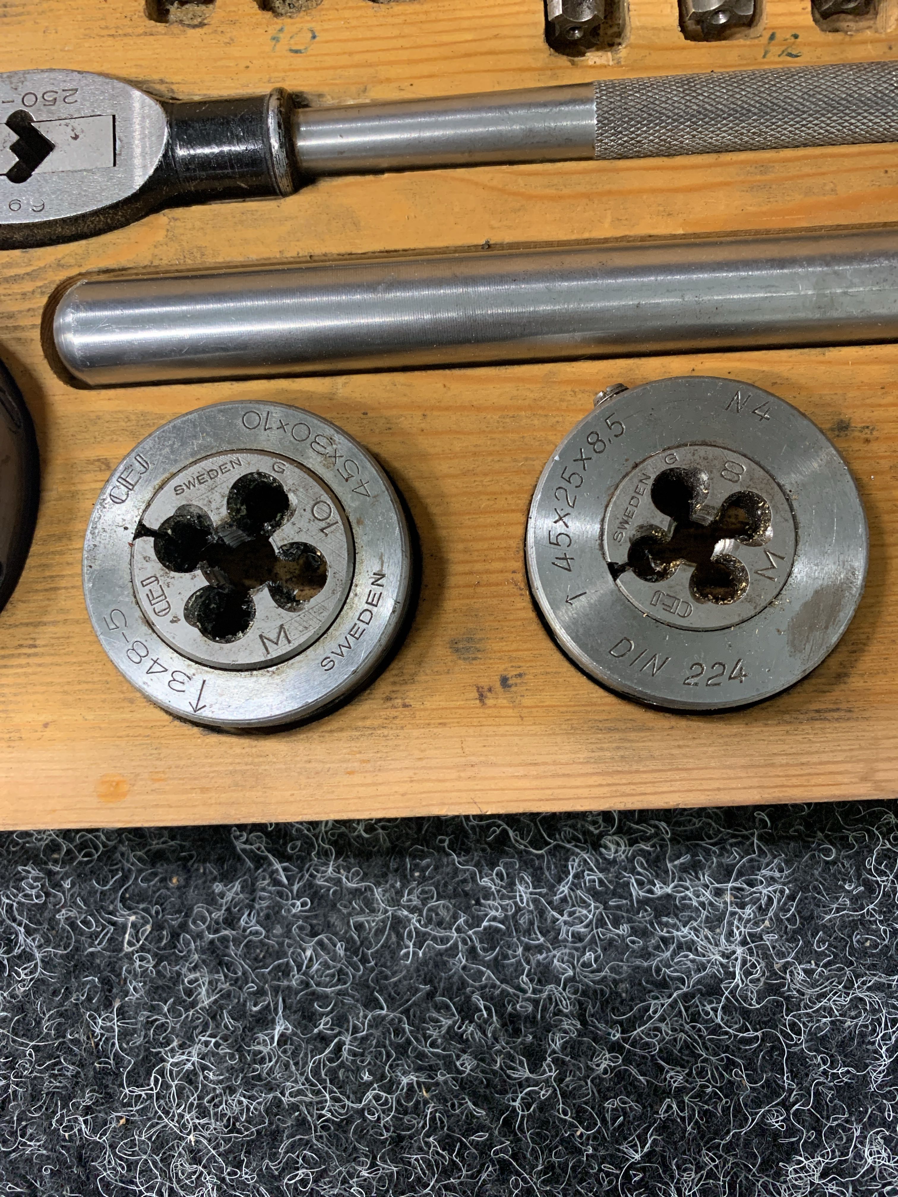 Taps, threads and thread holders - PS Auction - We value the future ...