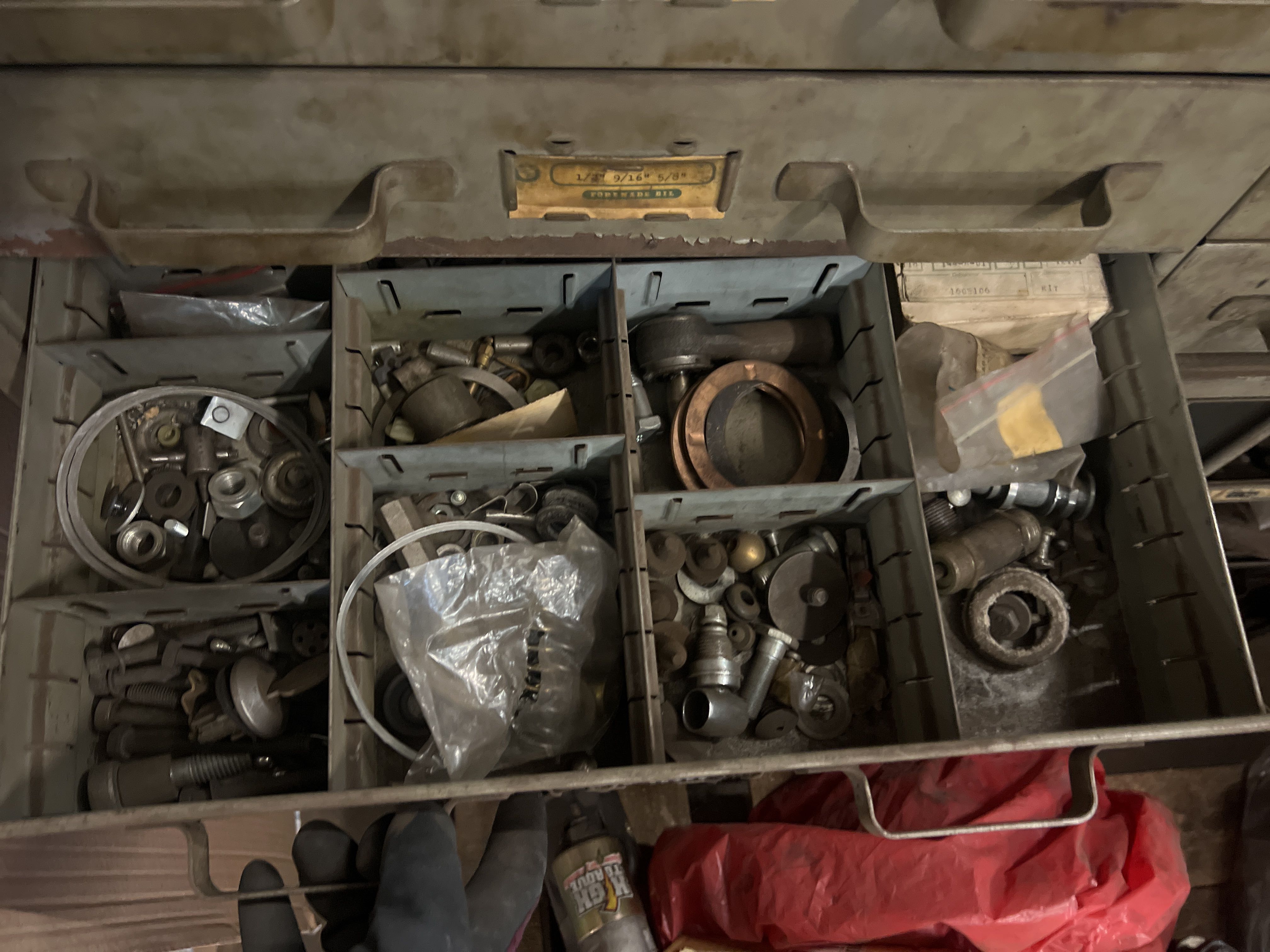 Plåthylla med innehåll - mutter, bult, brickor, mm. - Auktioner online ...