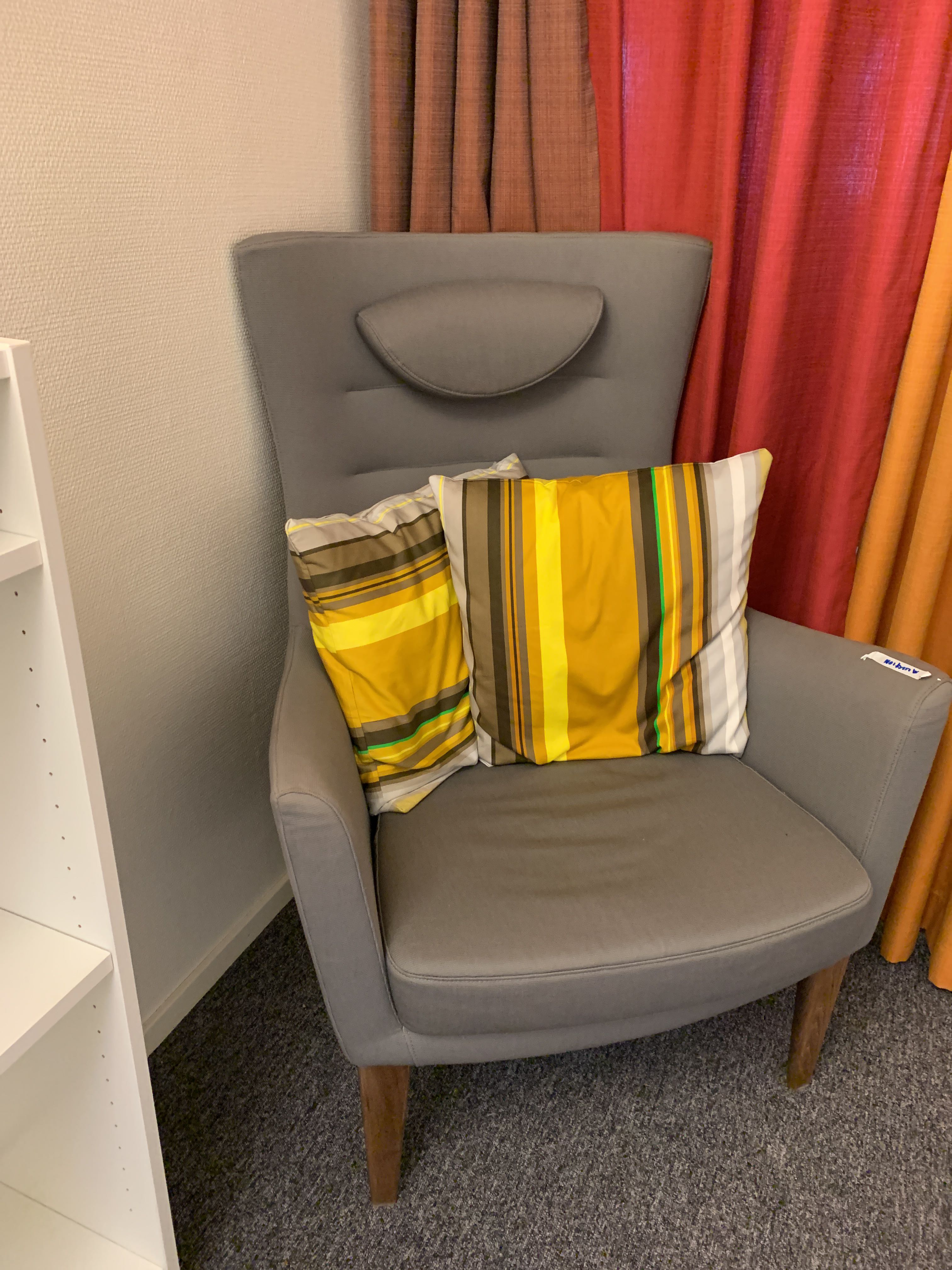 Vilorum: säng, bokhyllor, fåtölj m.m. - Auktioner online - Nätauktioner ...