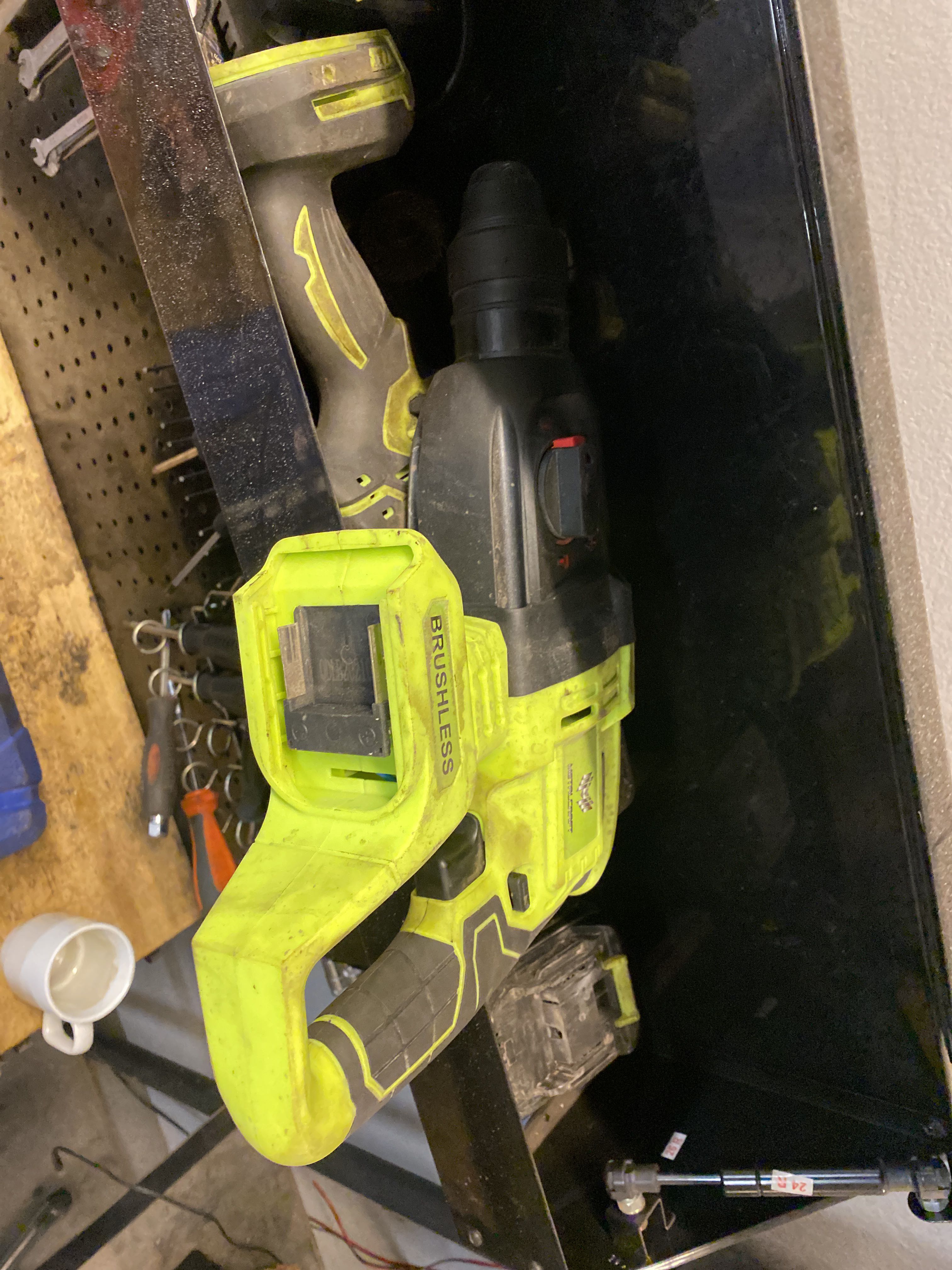 Workbench, hand tools, press, shelf - PS Auction - We value the future ...