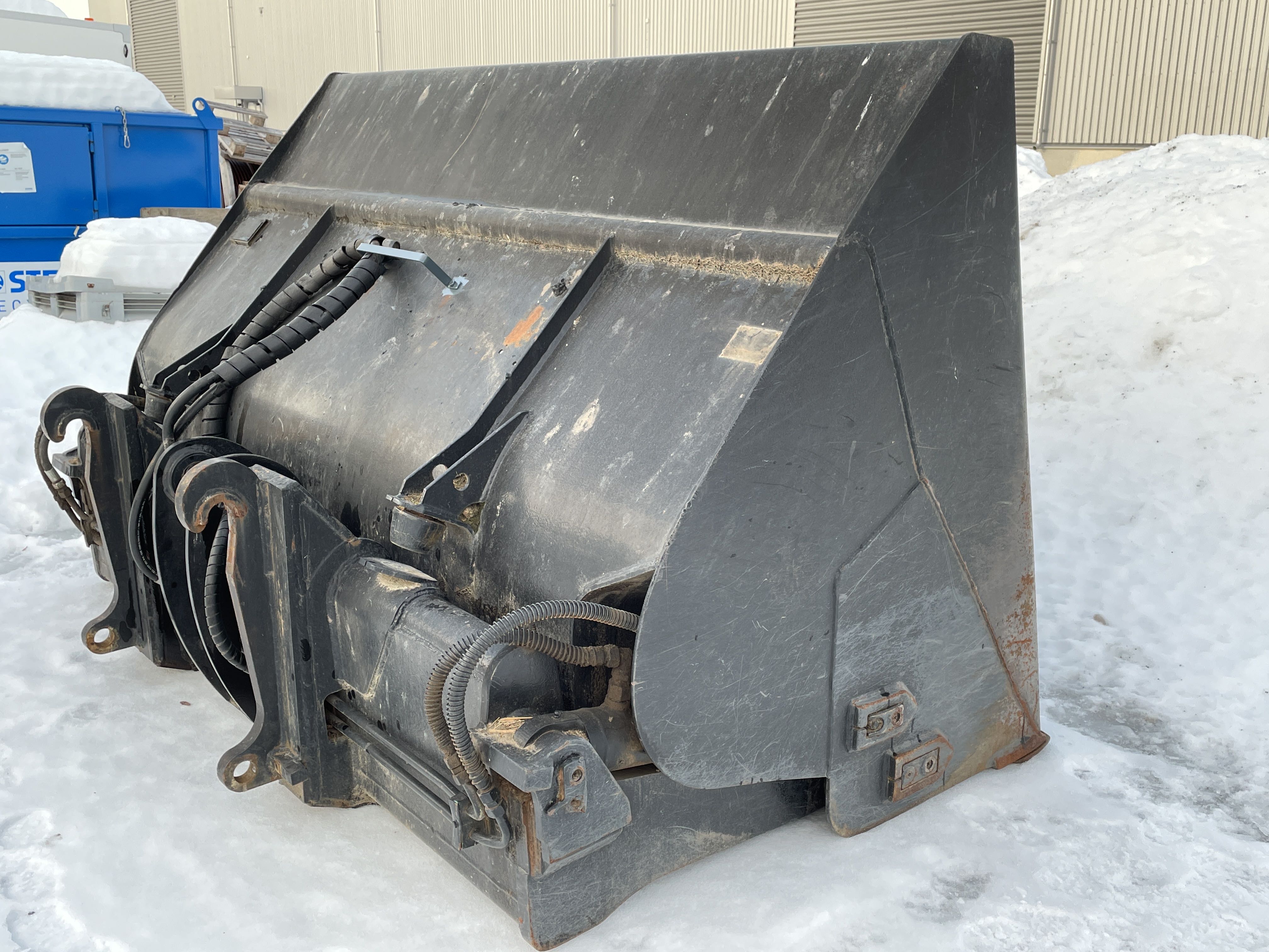 High tipping bucket. Large BM -06 - PS Auction - We value the future ...