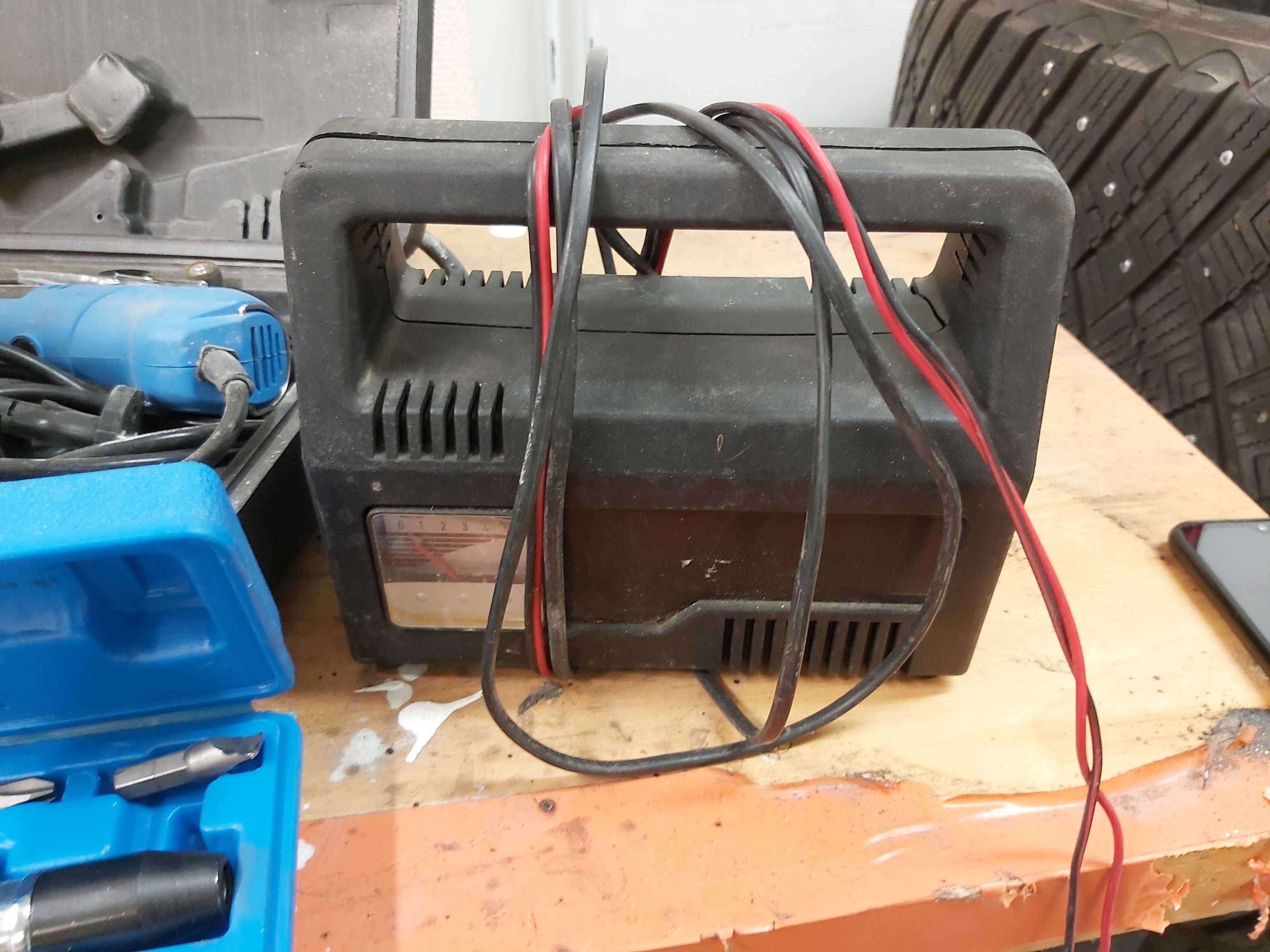 Multitool, slagmejsel, lampa och batteriladdare - Auktioner online ...
