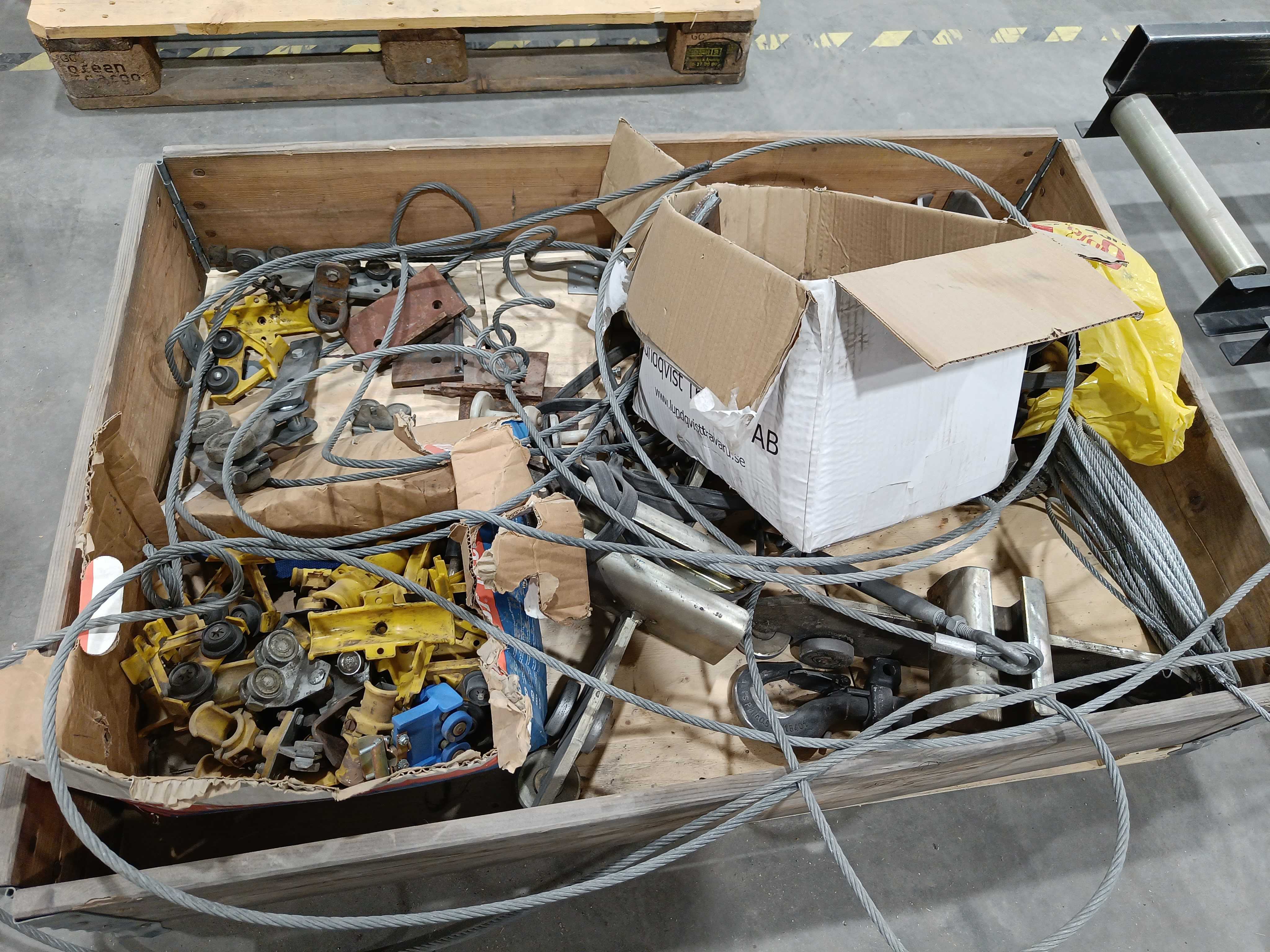 3 pallets with traverse motors and accessories - PS Auction - We value ...