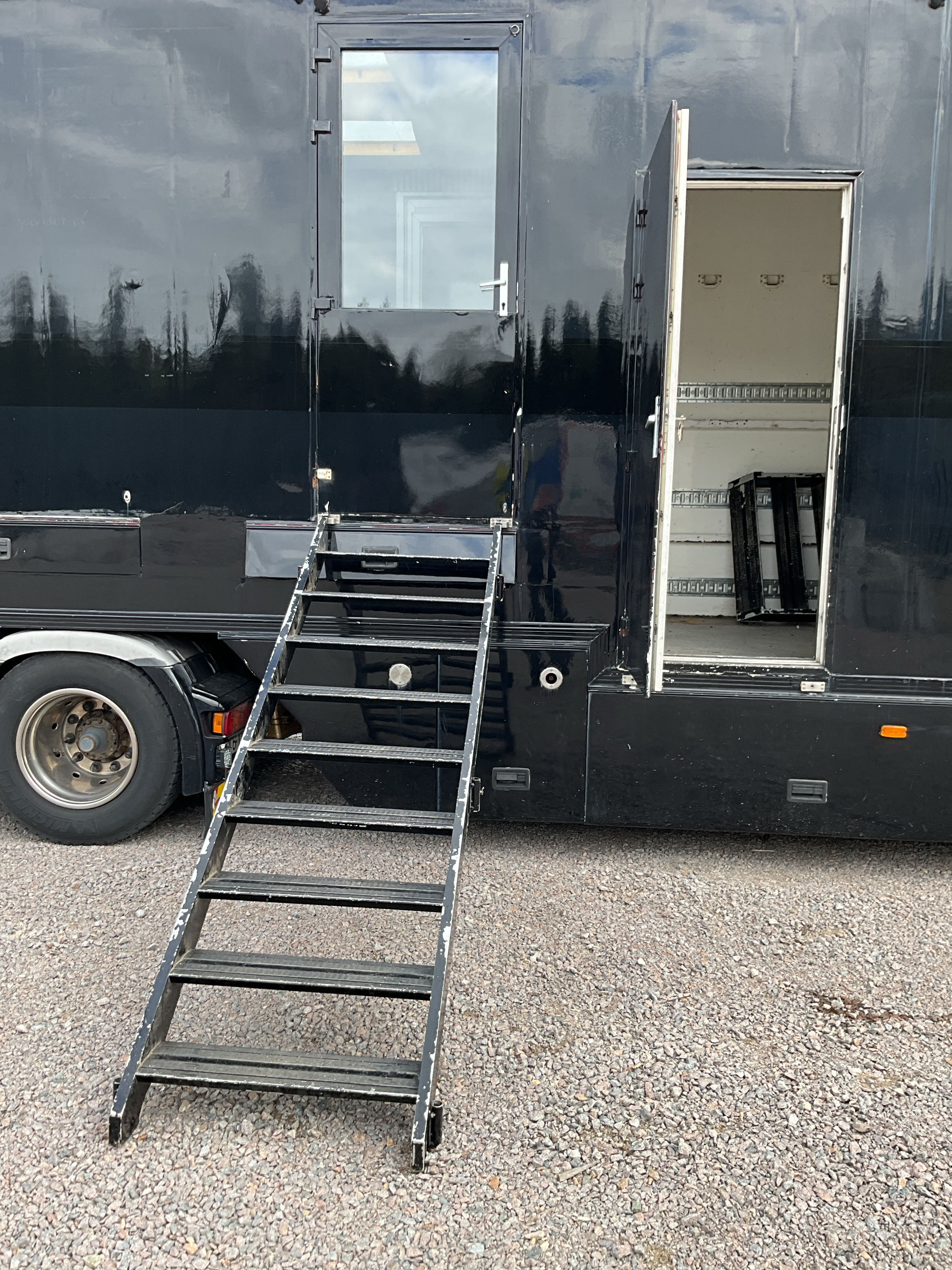 Scania dragbil med VM-trailer för racing - Auktioner online ...