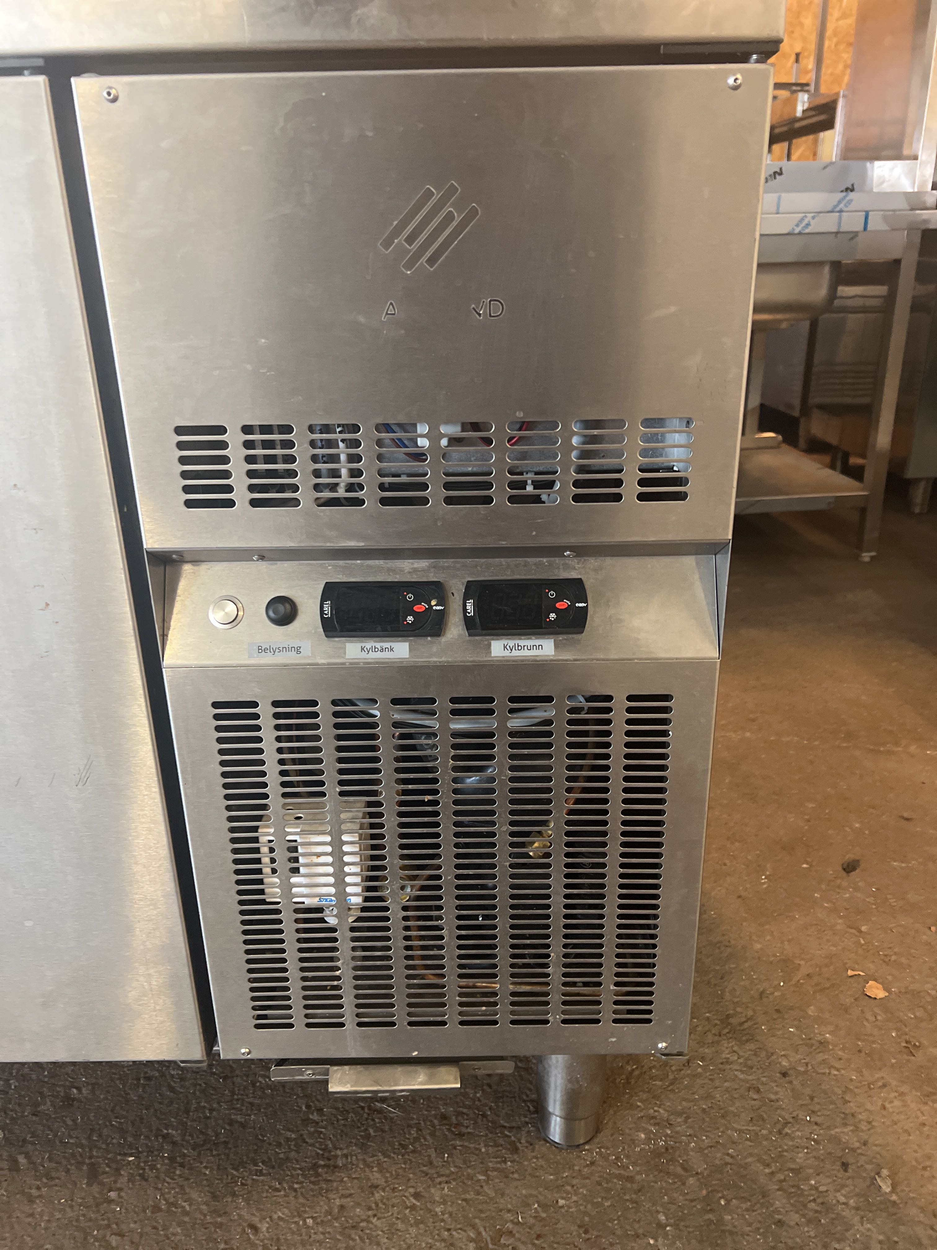 Cooling bench with cooling well and 4 drawers, 1 cabinet, upper shelf ...