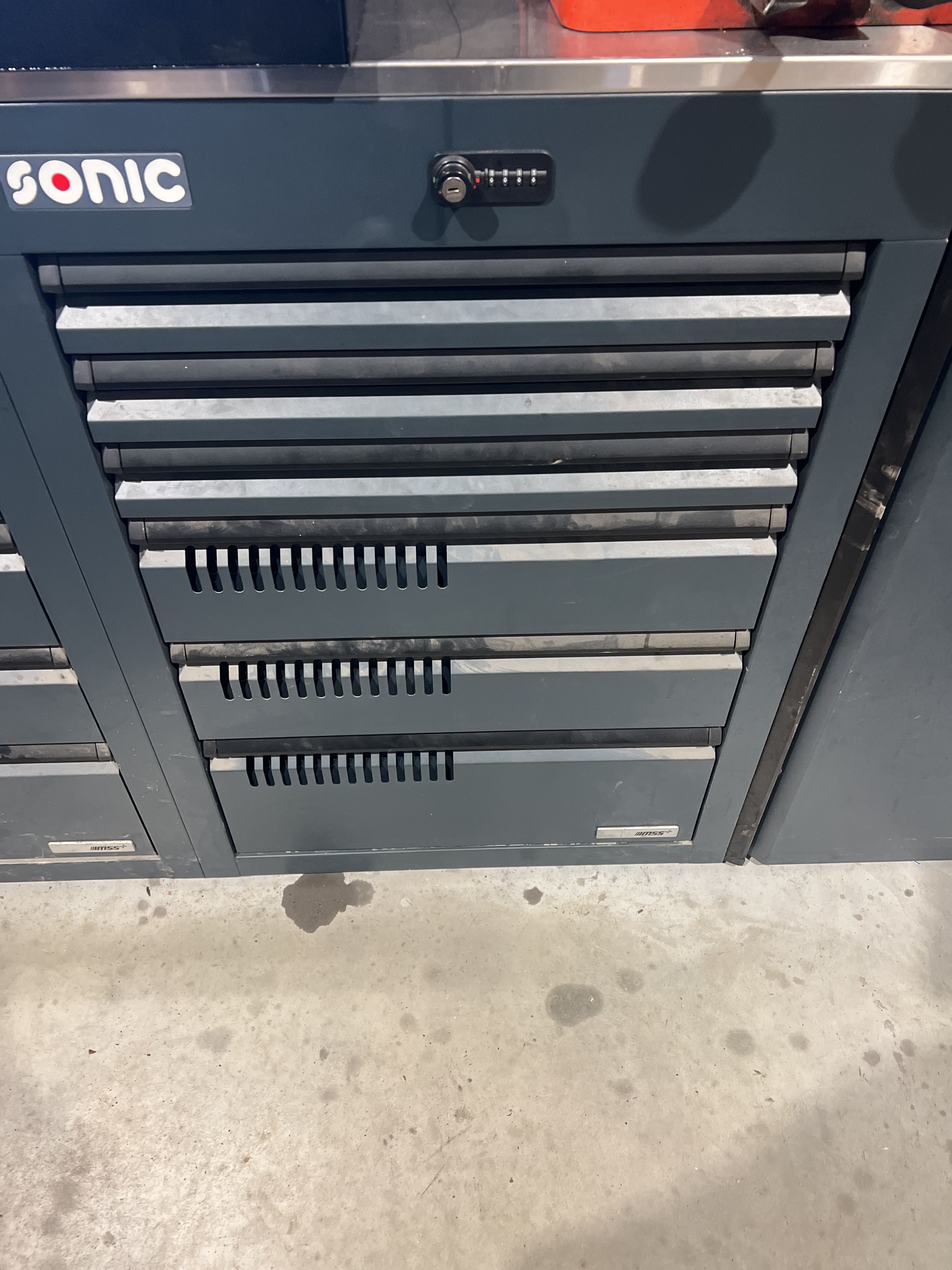 Sonic service station with tools - PS Auction - We value the future ...