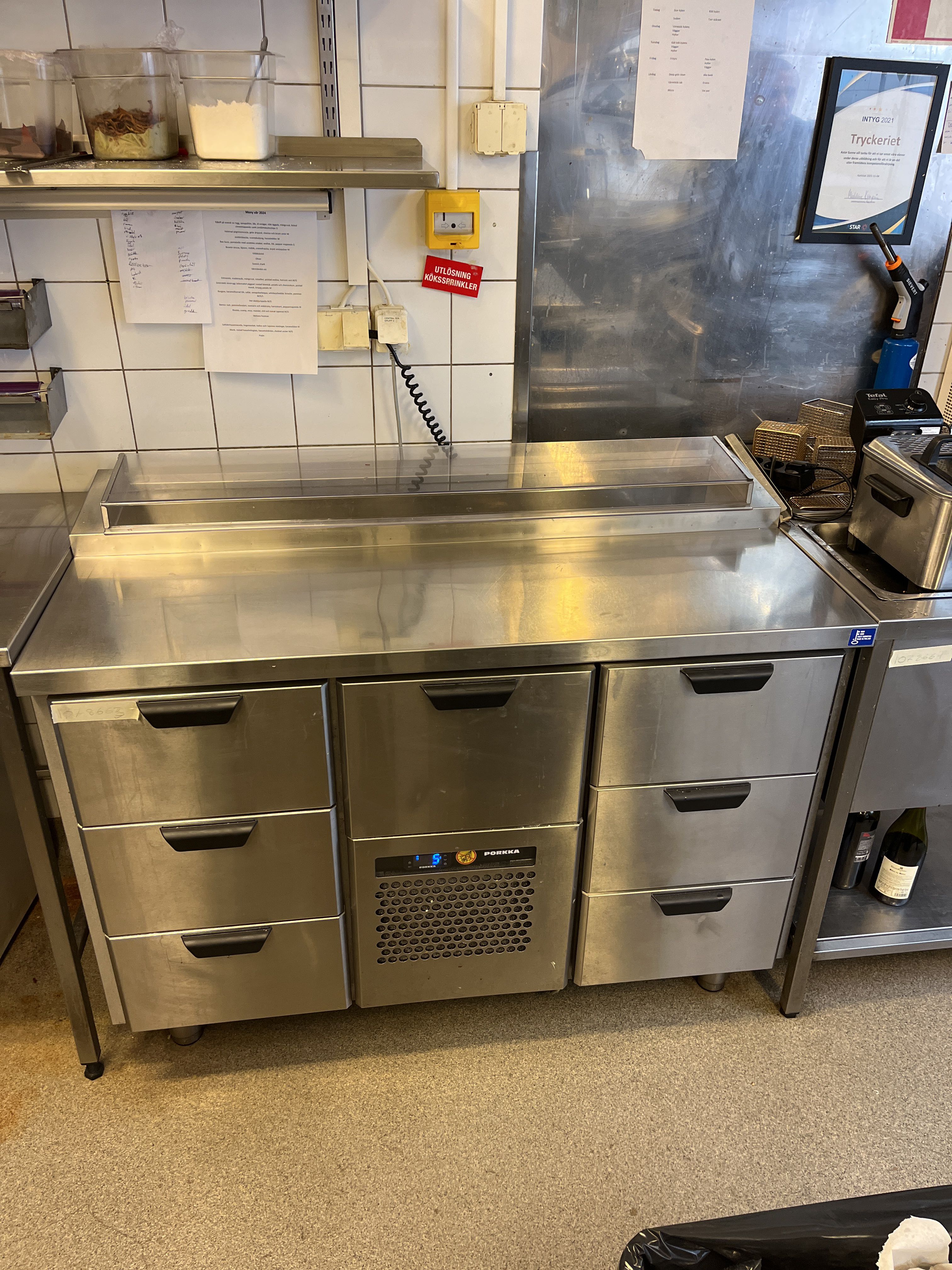 Porkka cooling bench with 7 storage drawers - PS Auction - We value the ...