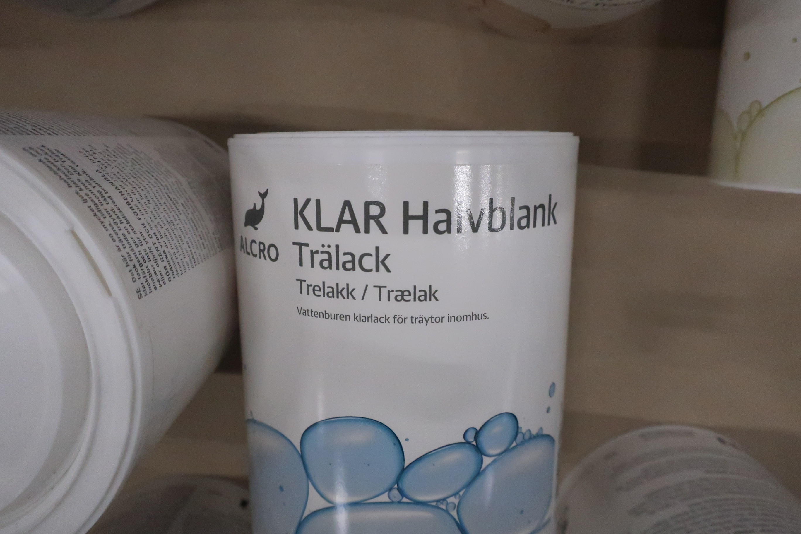 Sortiment med färg (Servalac Halvblank, Köksbänksolja, Möbellasyr m.fl ...