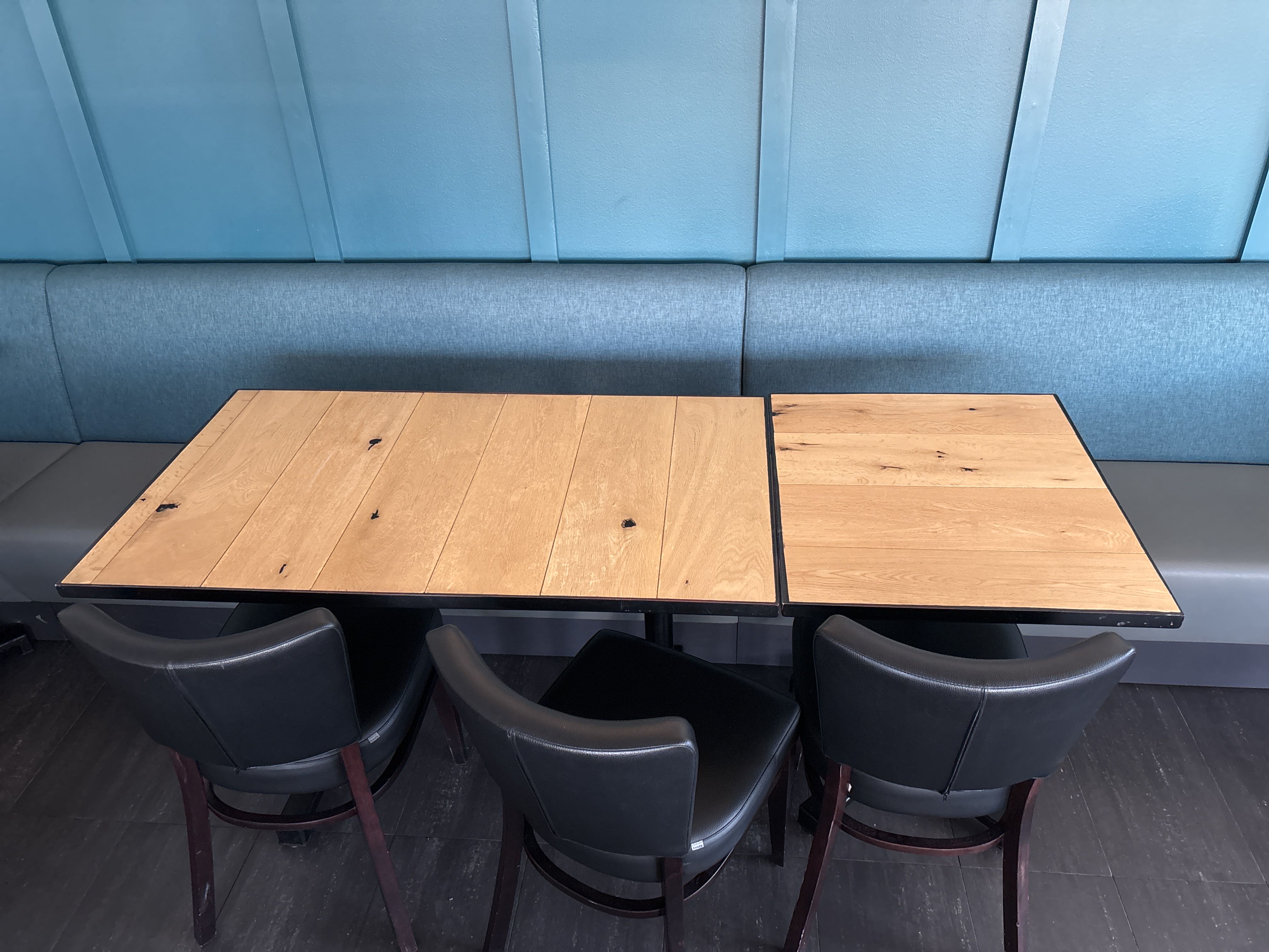 Seating area with sofas, table and chairs - PS Auction - We value the ...