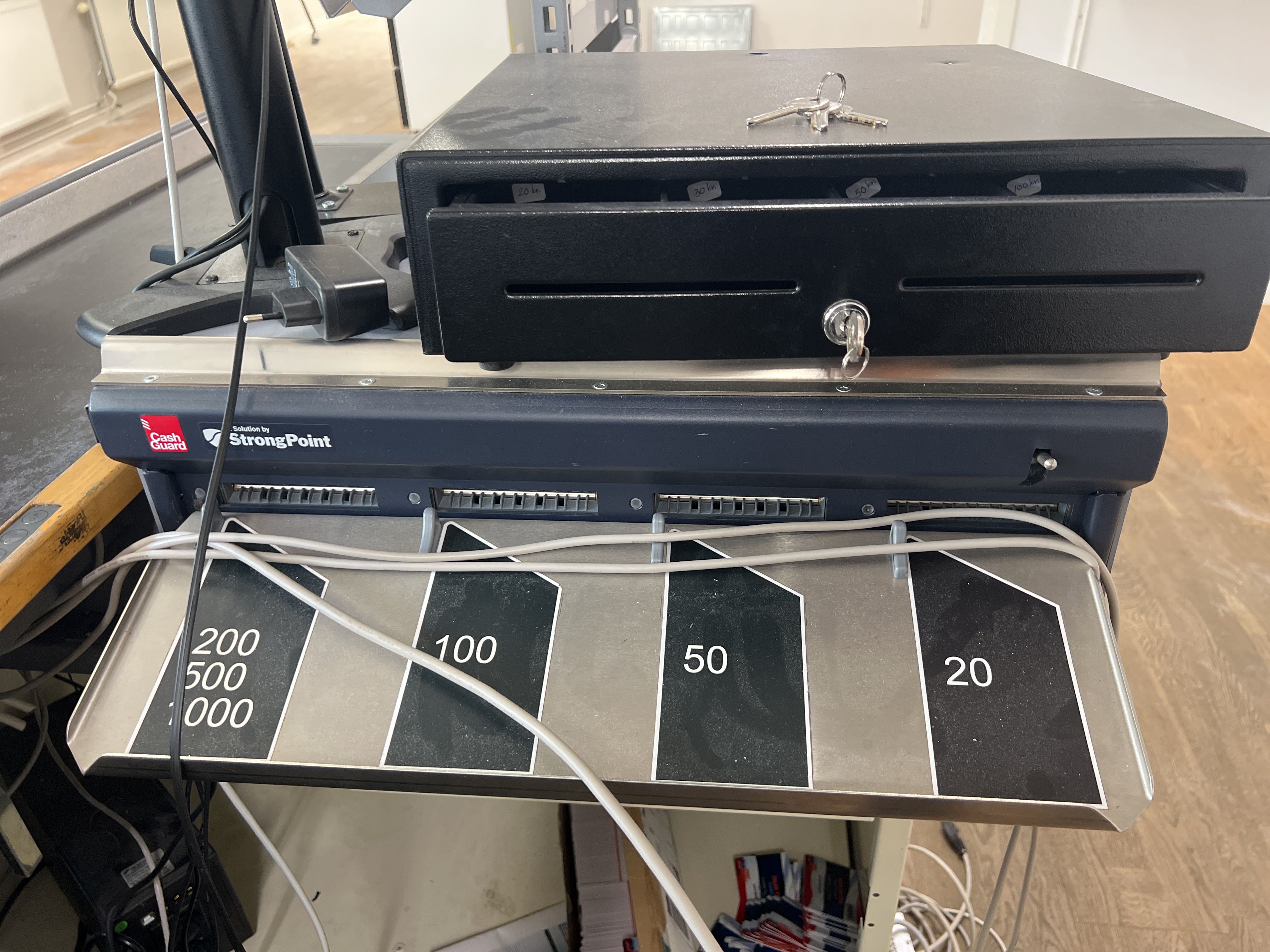 Cash desk with cash register system - PS Auction - We value the future ...