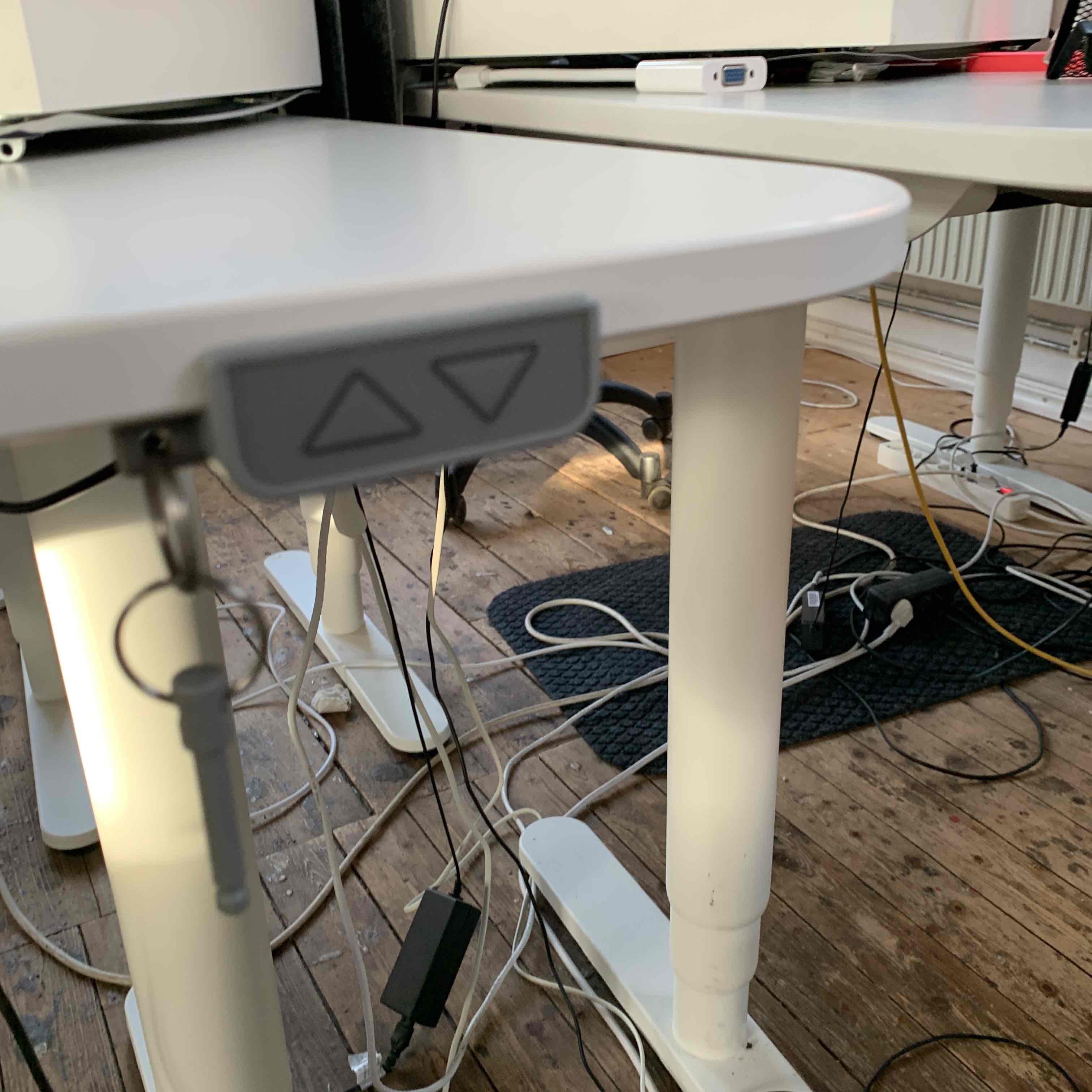 Office work space, raised and lowerable desk - PS Auction - We value ...