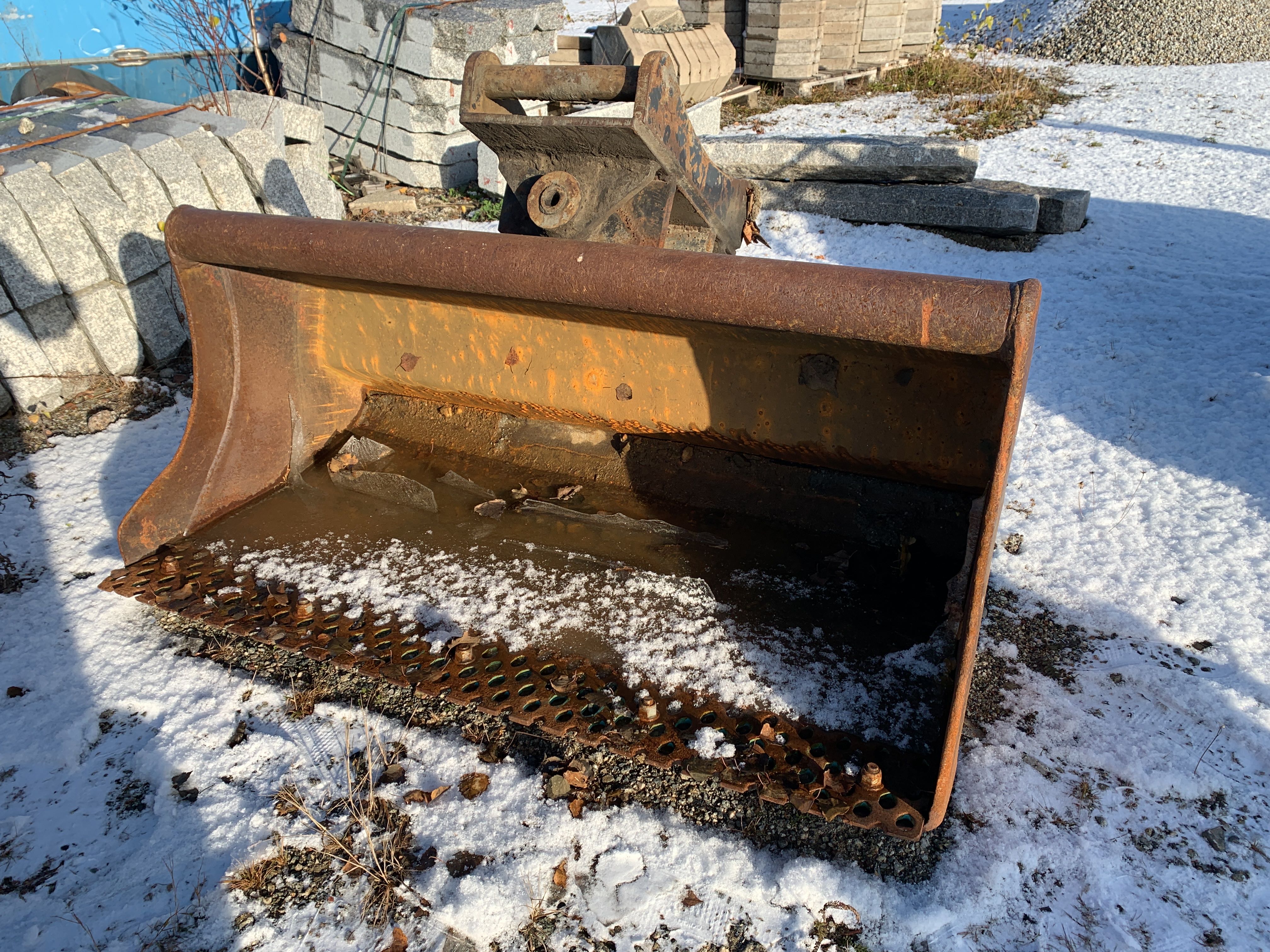 Ice scraper bucket with S50 attachment - PS Auction - We value the ...