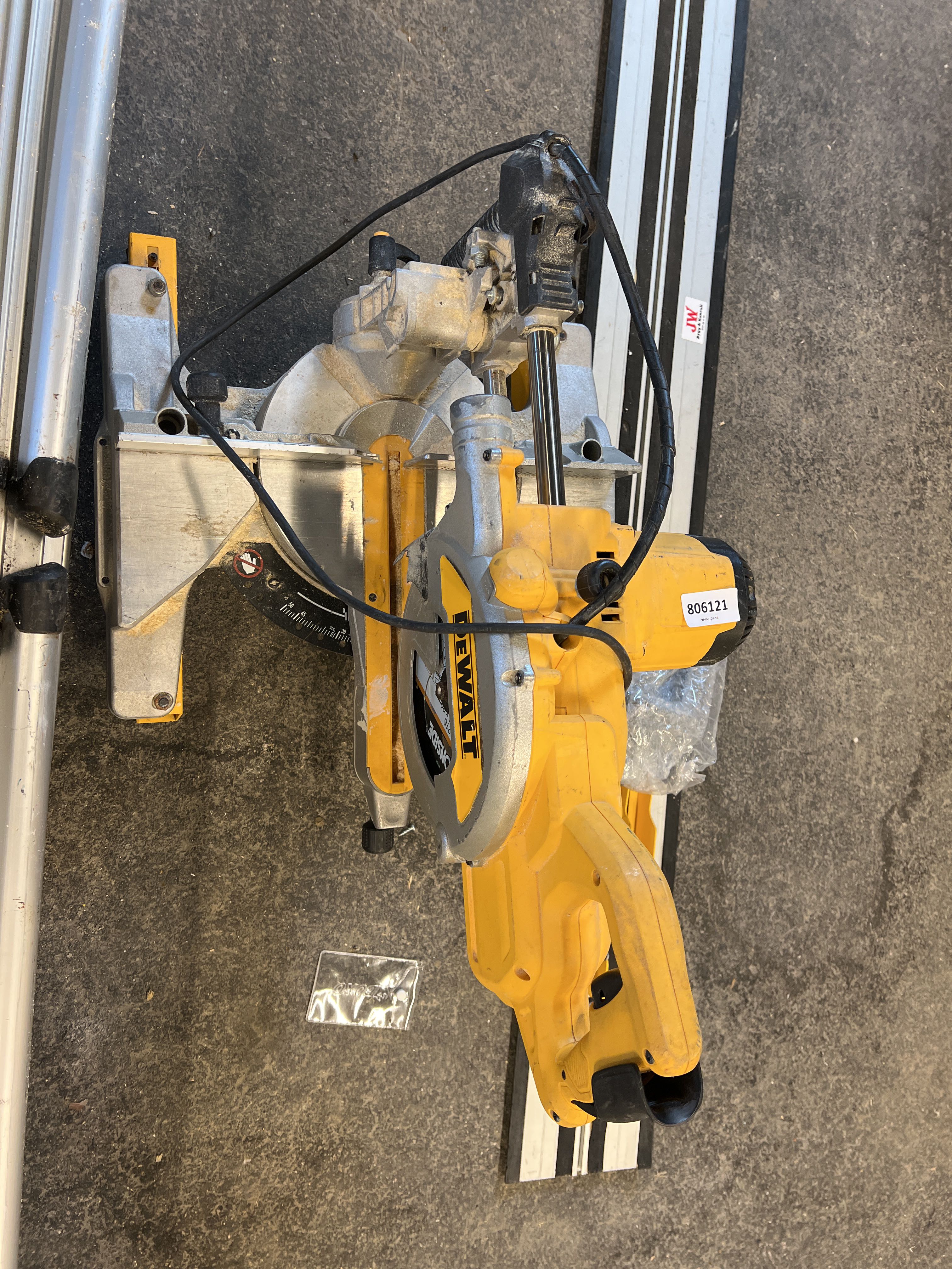 Cutting saw DeWalt DWS777 incl. Saw table - PS Auction - We value the ...