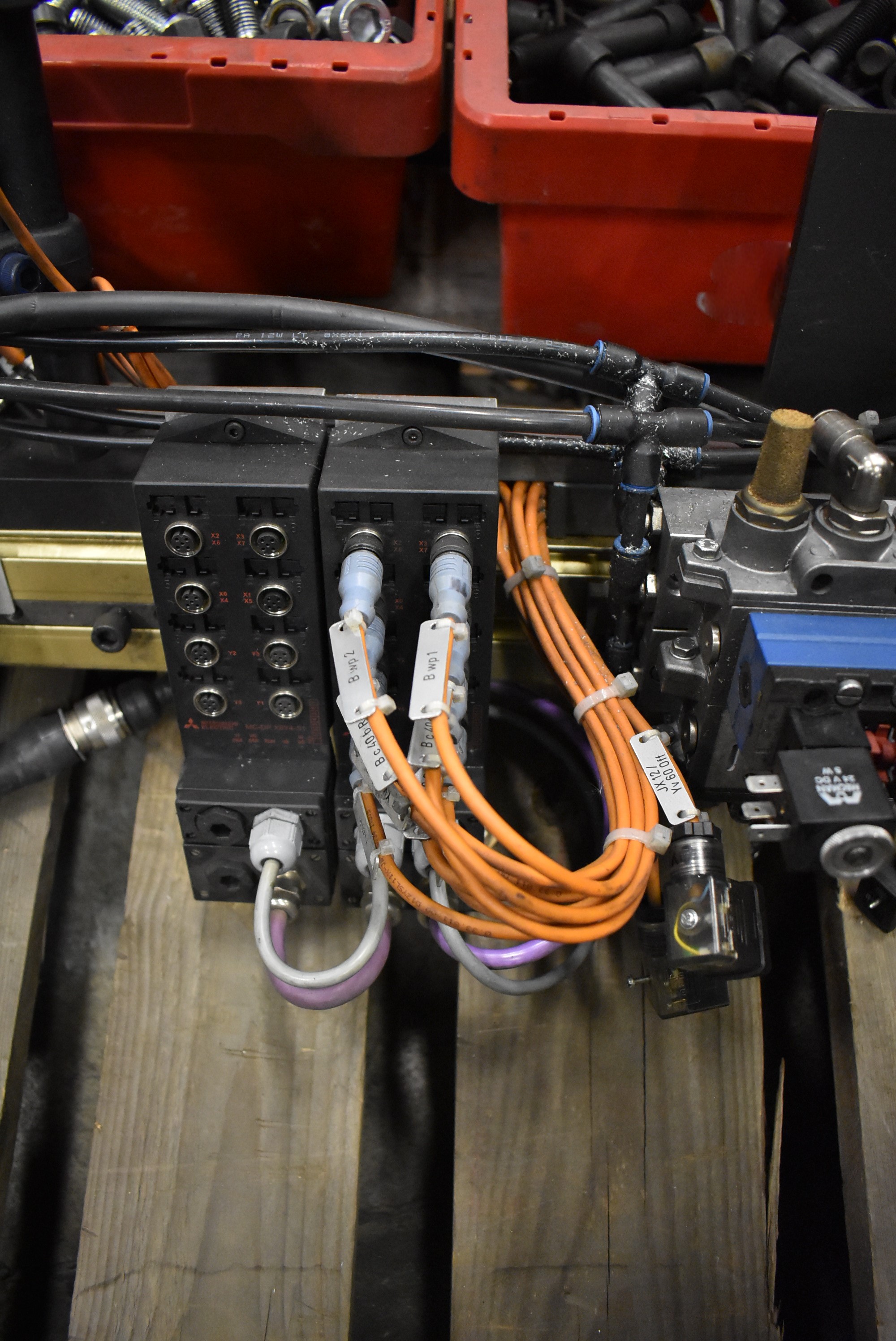 Robot gripping tools, various nibbles, earthing devices. - PS Auction ...