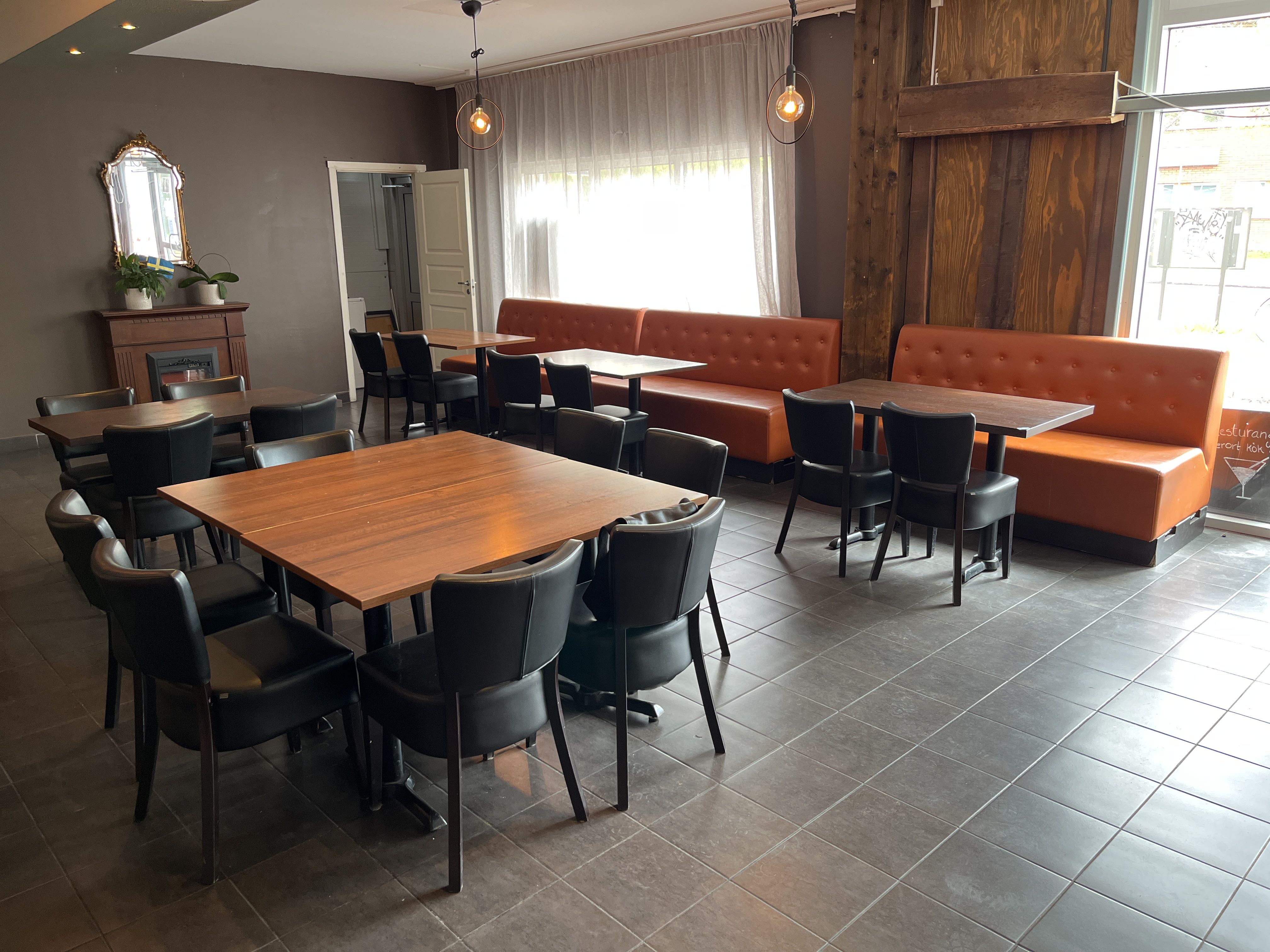 Restaurangmöblemang - bord, stolar och soffor - Auktioner online ...