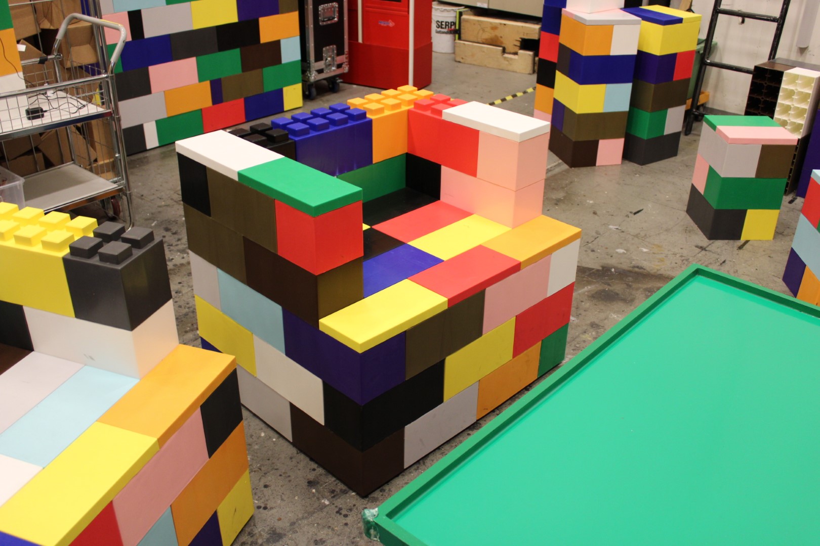 Stora legoblock, ca 500 lösa bitar samt fåtöljer, barpallar, sittpallar ...