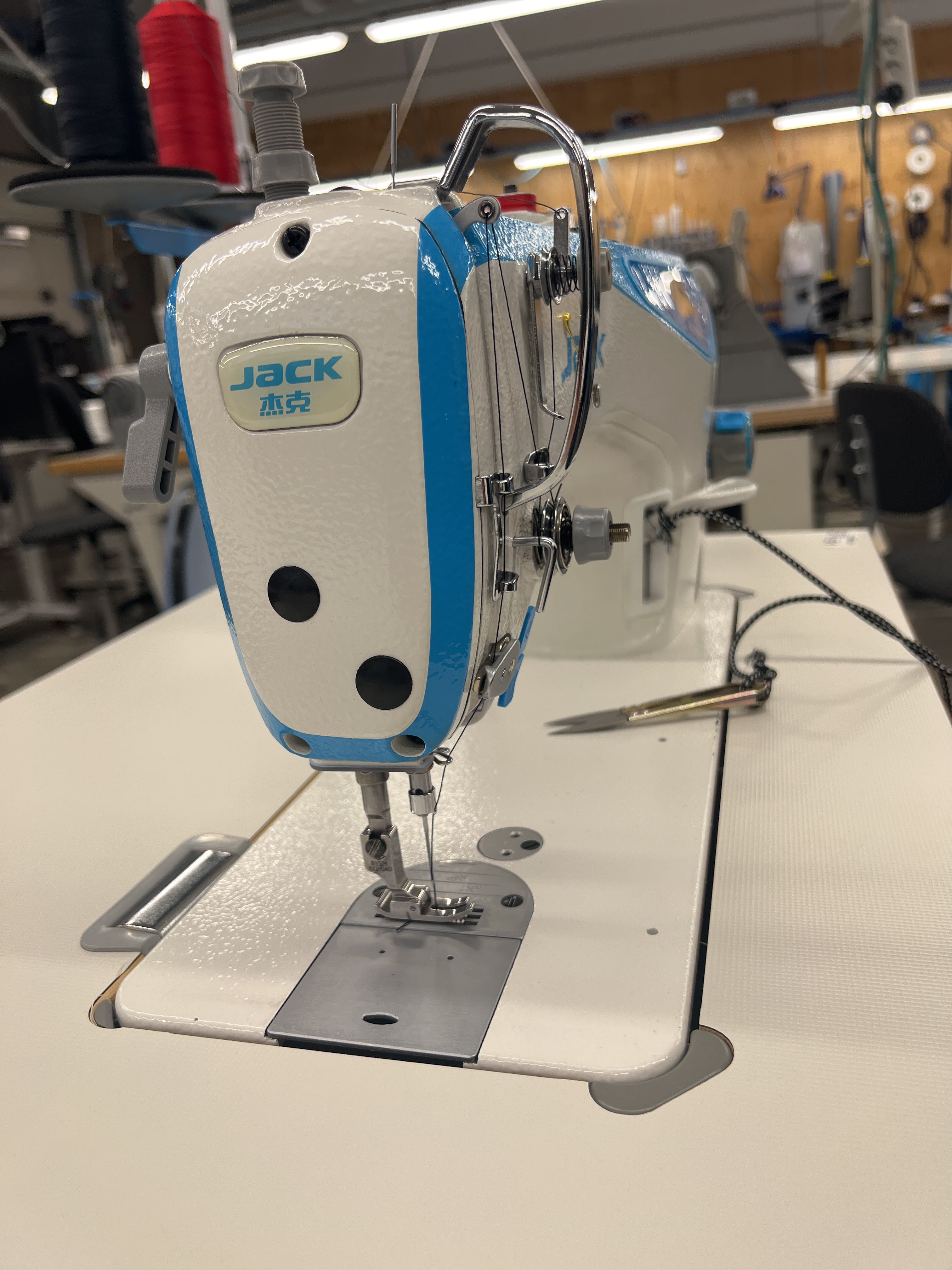 Symaskin Jack A5 Inklusive bord & Pedal - Auktioner online ...