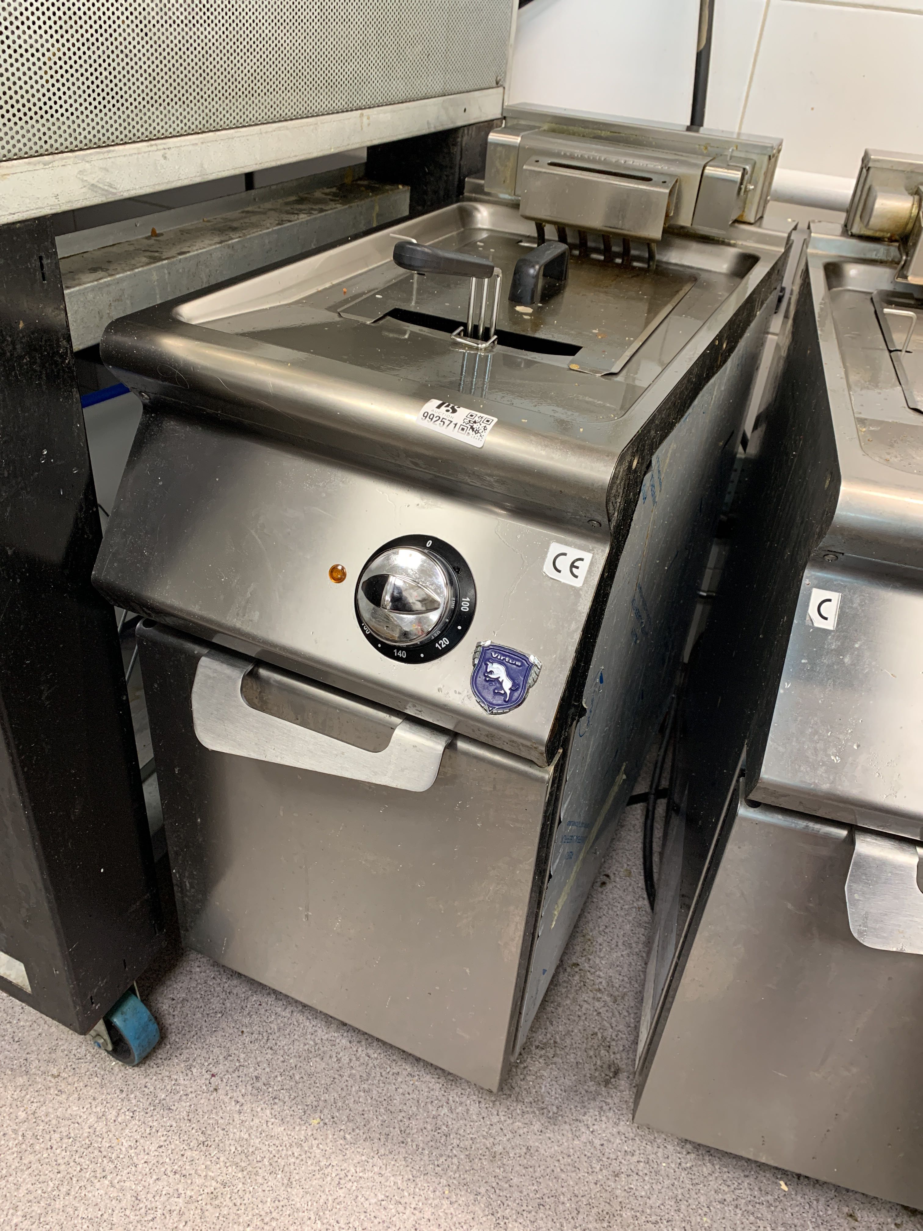 Deep fryer with base cabinet Virtus VS70/40 FRE10X - PS Auction - We ...