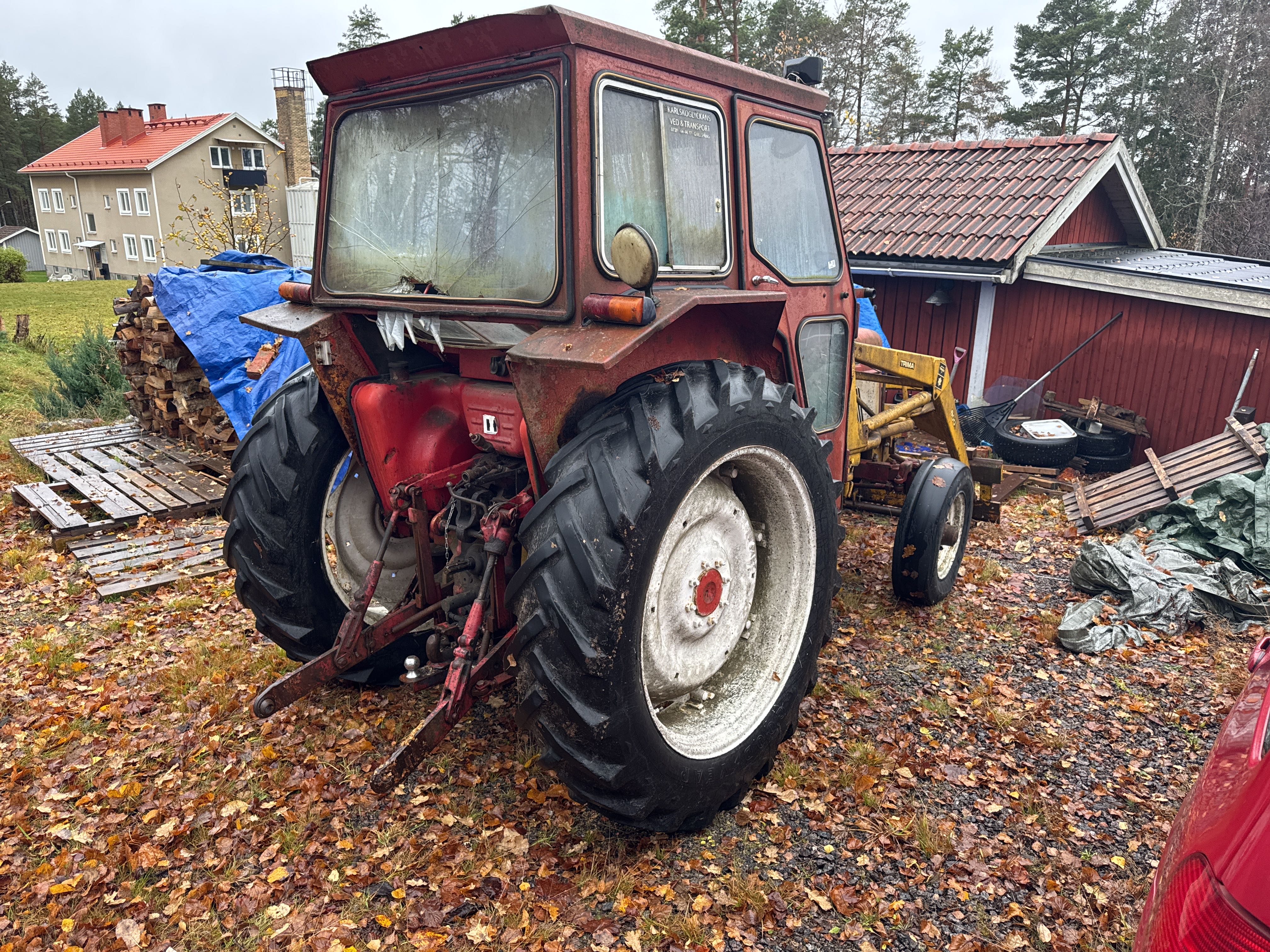 Traktor med TRIMA 800 lastare och gafflar HWO912 - INTERNATIONAL 475 TA ...