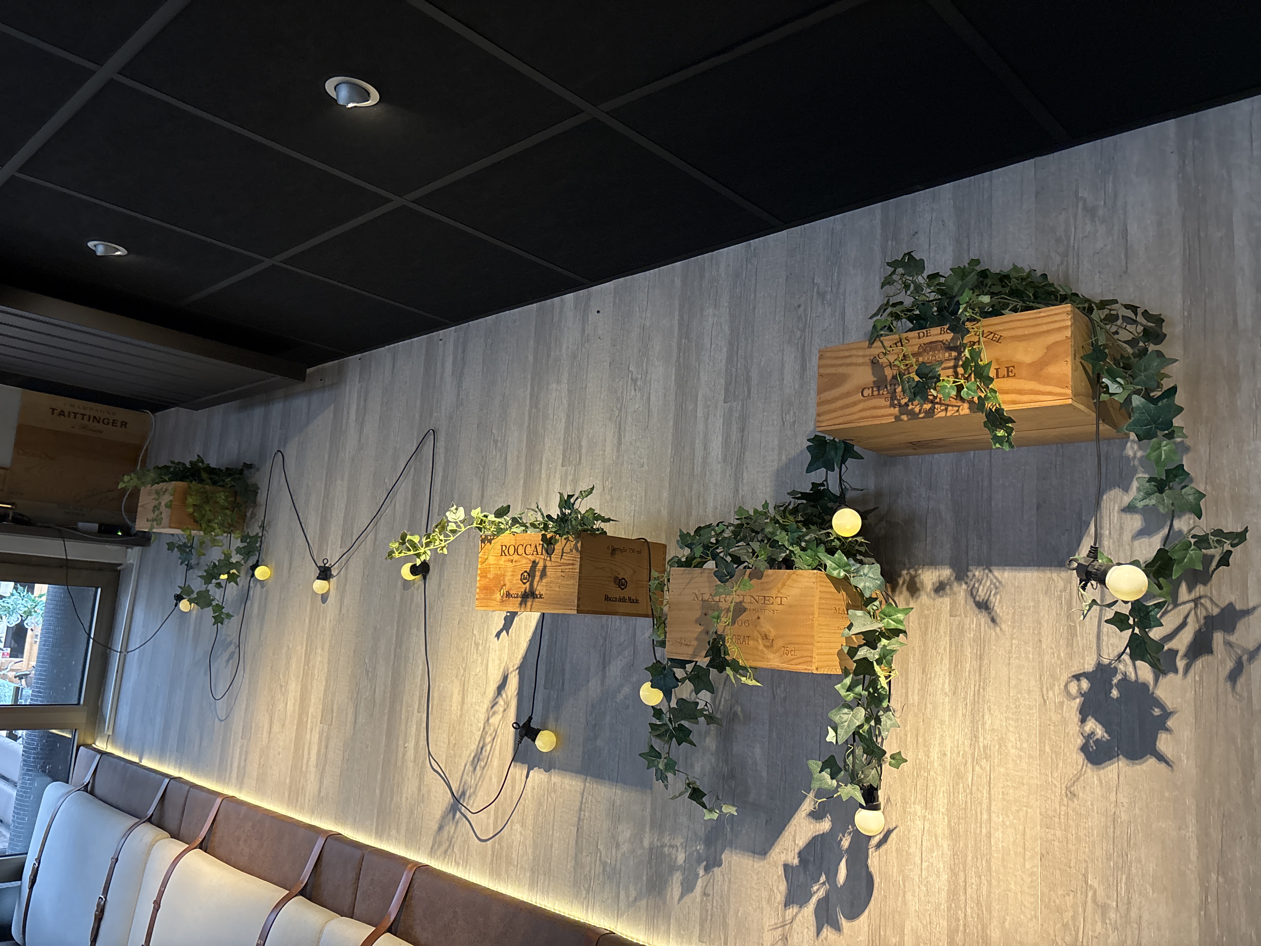 Vinfat, plastväxter, vedkorg, växtlådor - Auktioner online ...