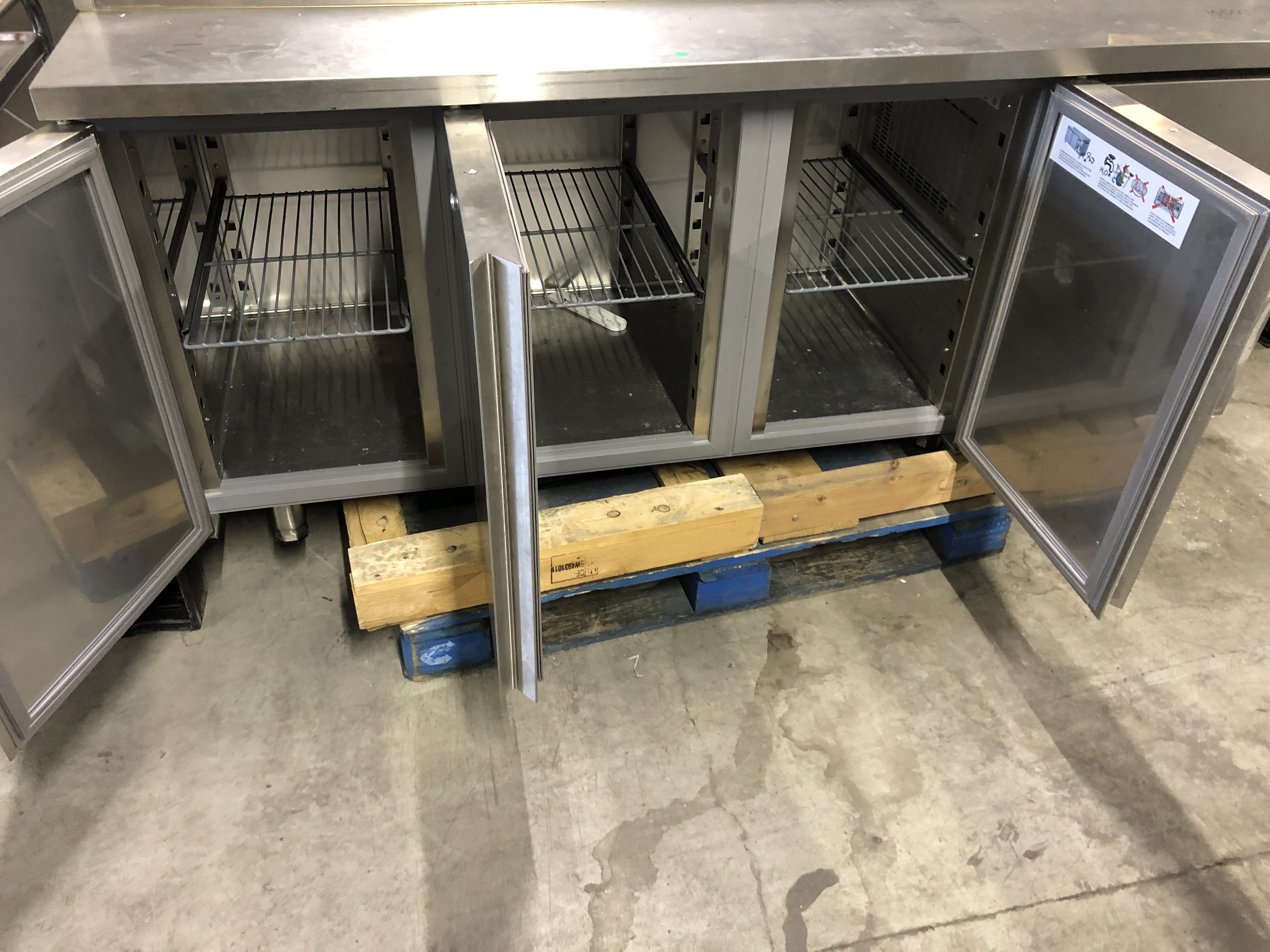 Cold countertop with 3 cupboards and a cooling chute - PS Auction - We ...