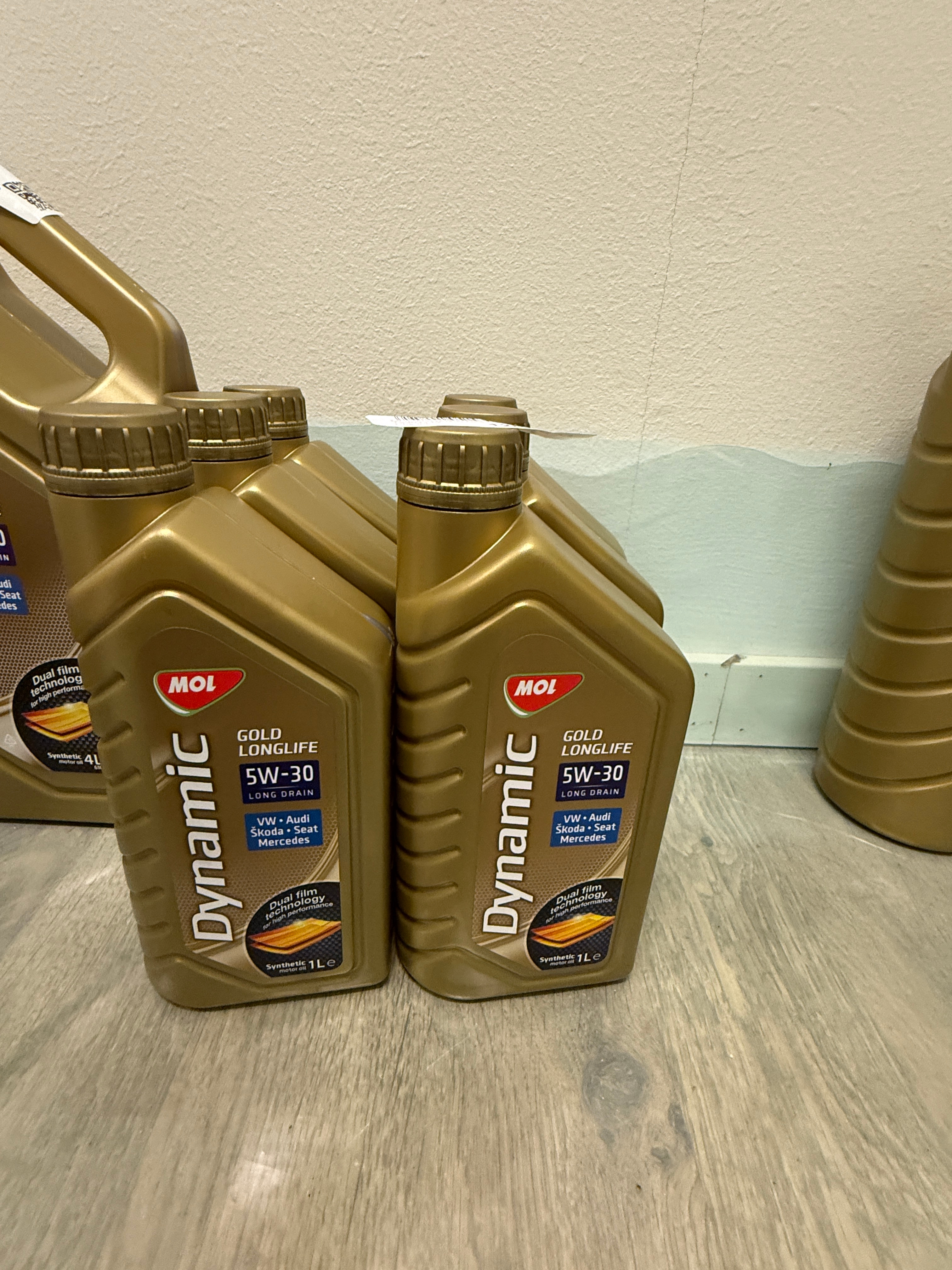 Olja 10 liter Dynamic Gold Longlife 5W-30 och 5 liter MOL Essence 10W ...
