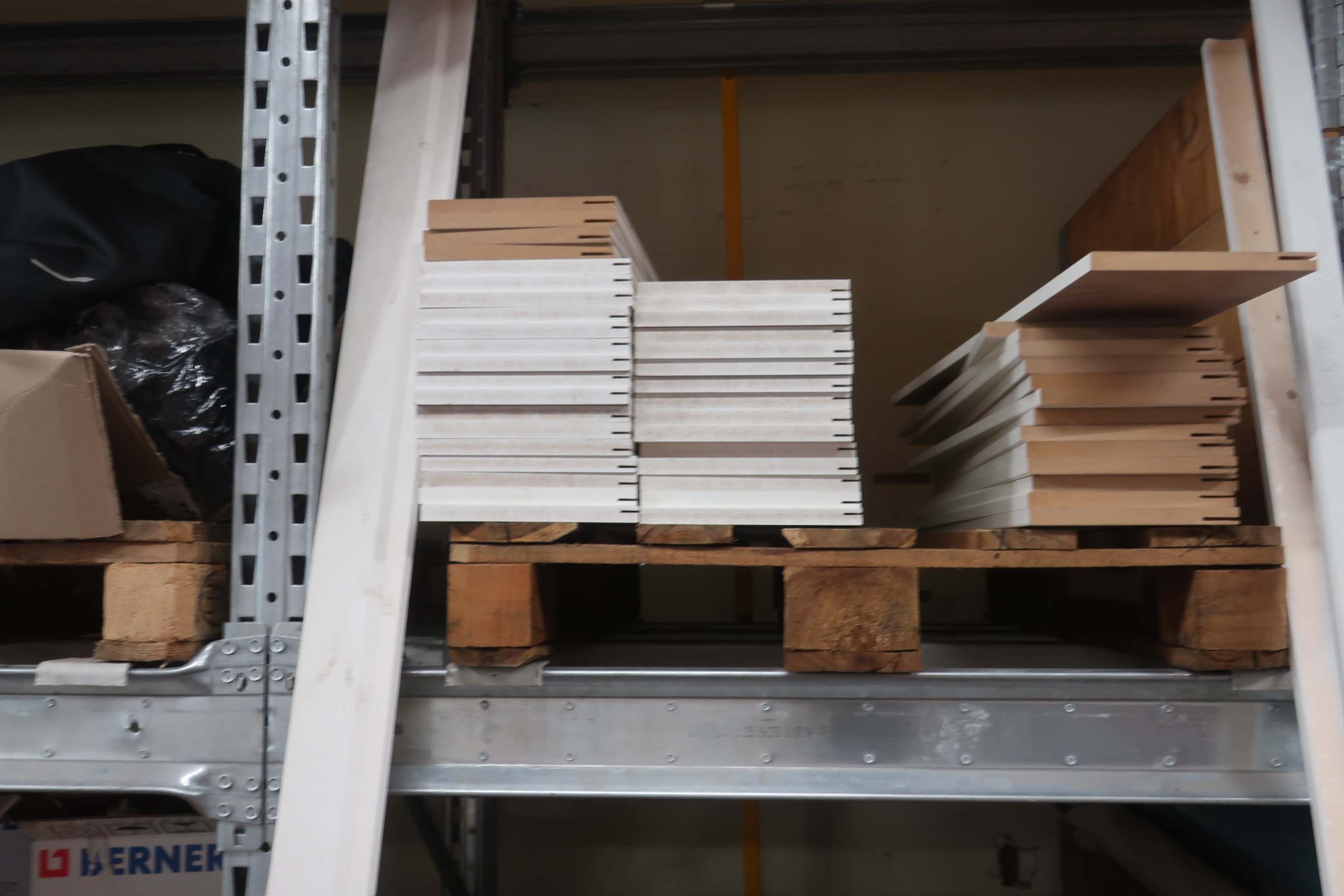 Stort sortiment material, lister och smygar - Auktioner online ...