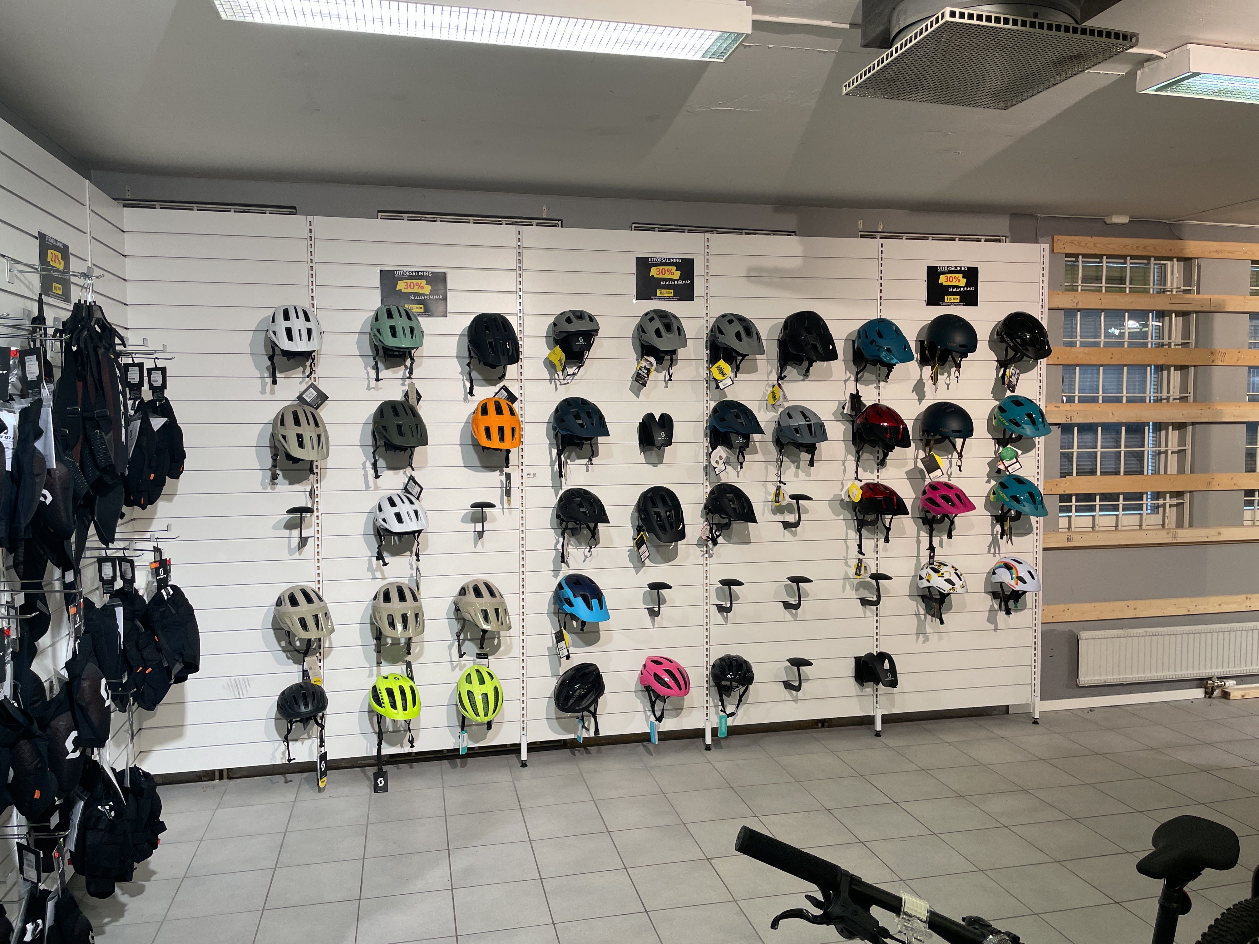 Shop walls slatwall - PS Auction - We value the future - Largest in net ...
