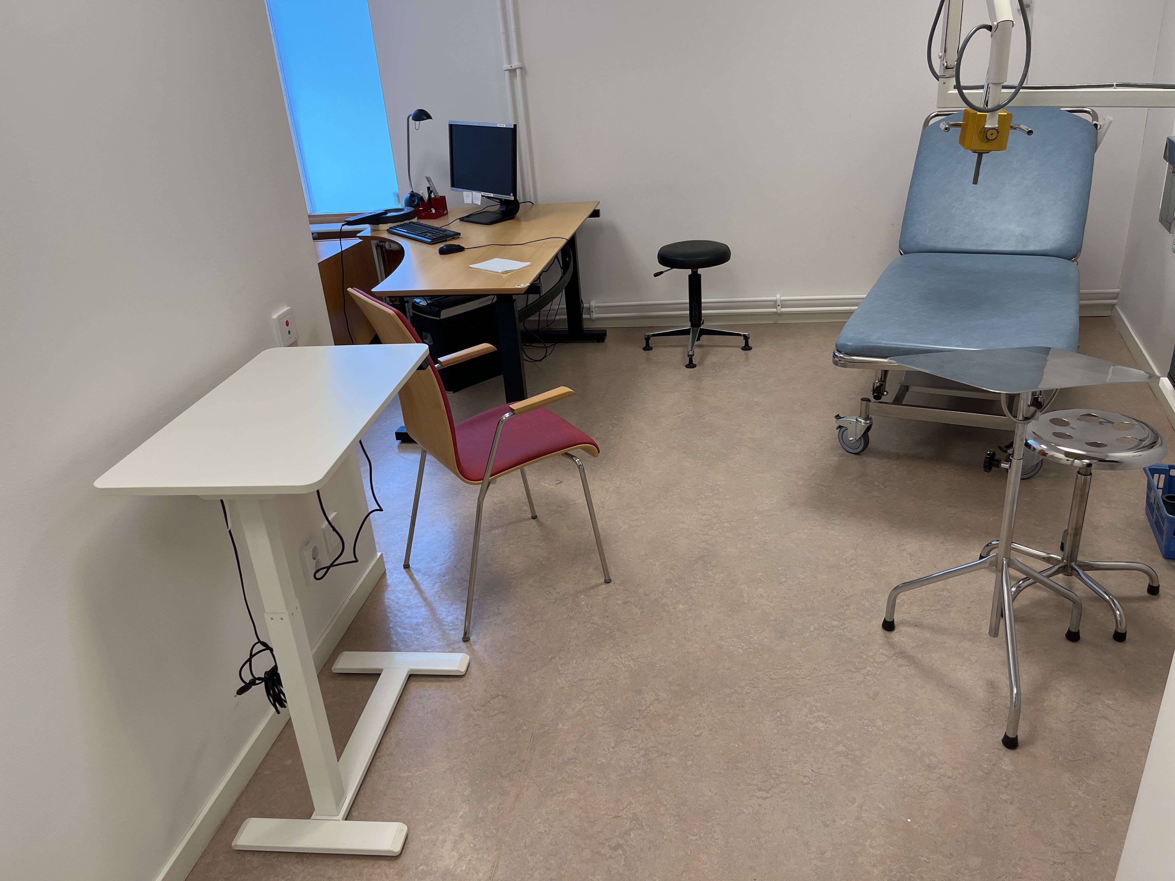 Everything in reception room - Brits, desk, shredder and more - PS ...