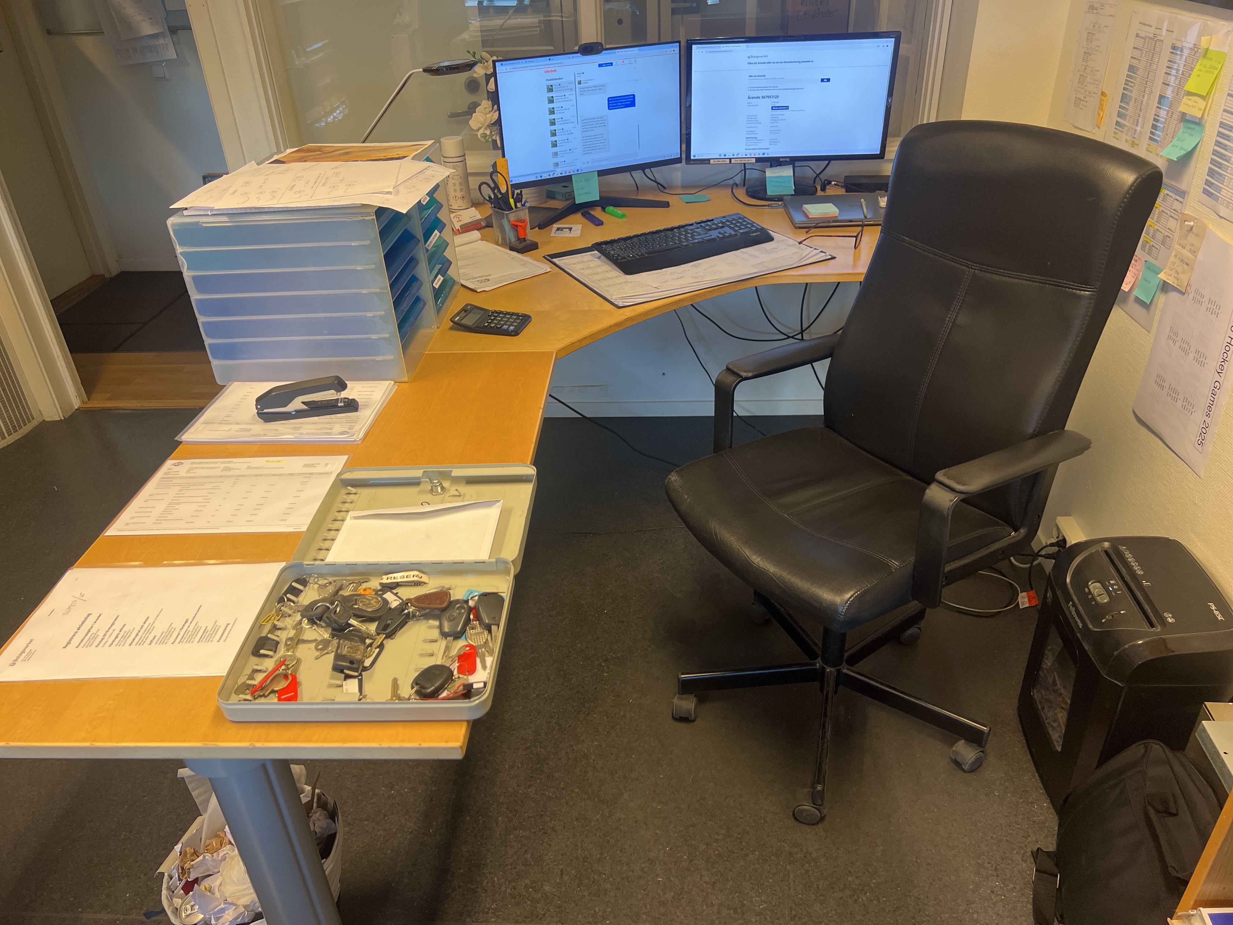 Office workstations 3 pcs with furniture and electronics - PS Auction ...