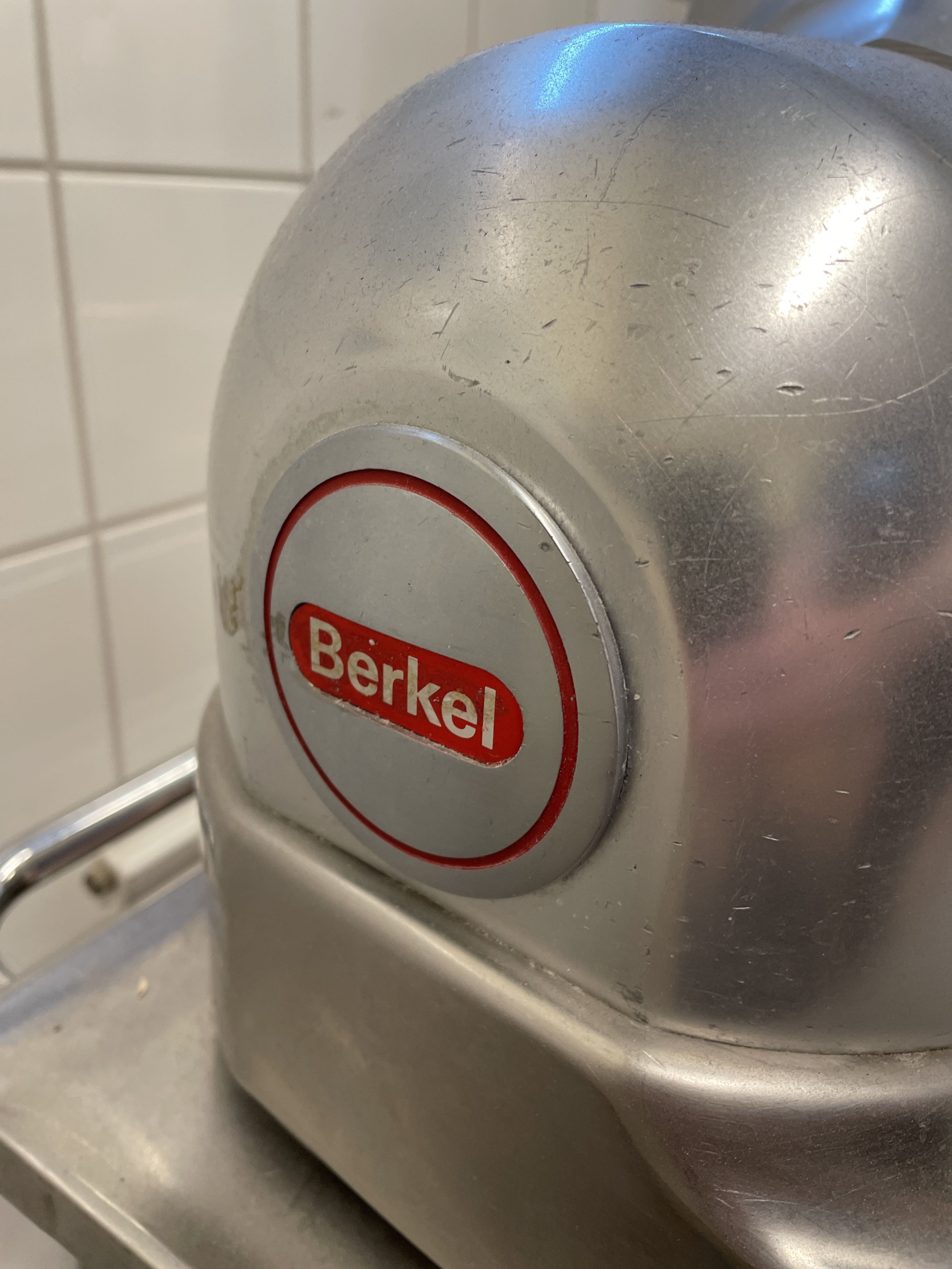 Skärmaskin Berkel 834 med rullvagn - Auktioner online - Nätauktioner ...