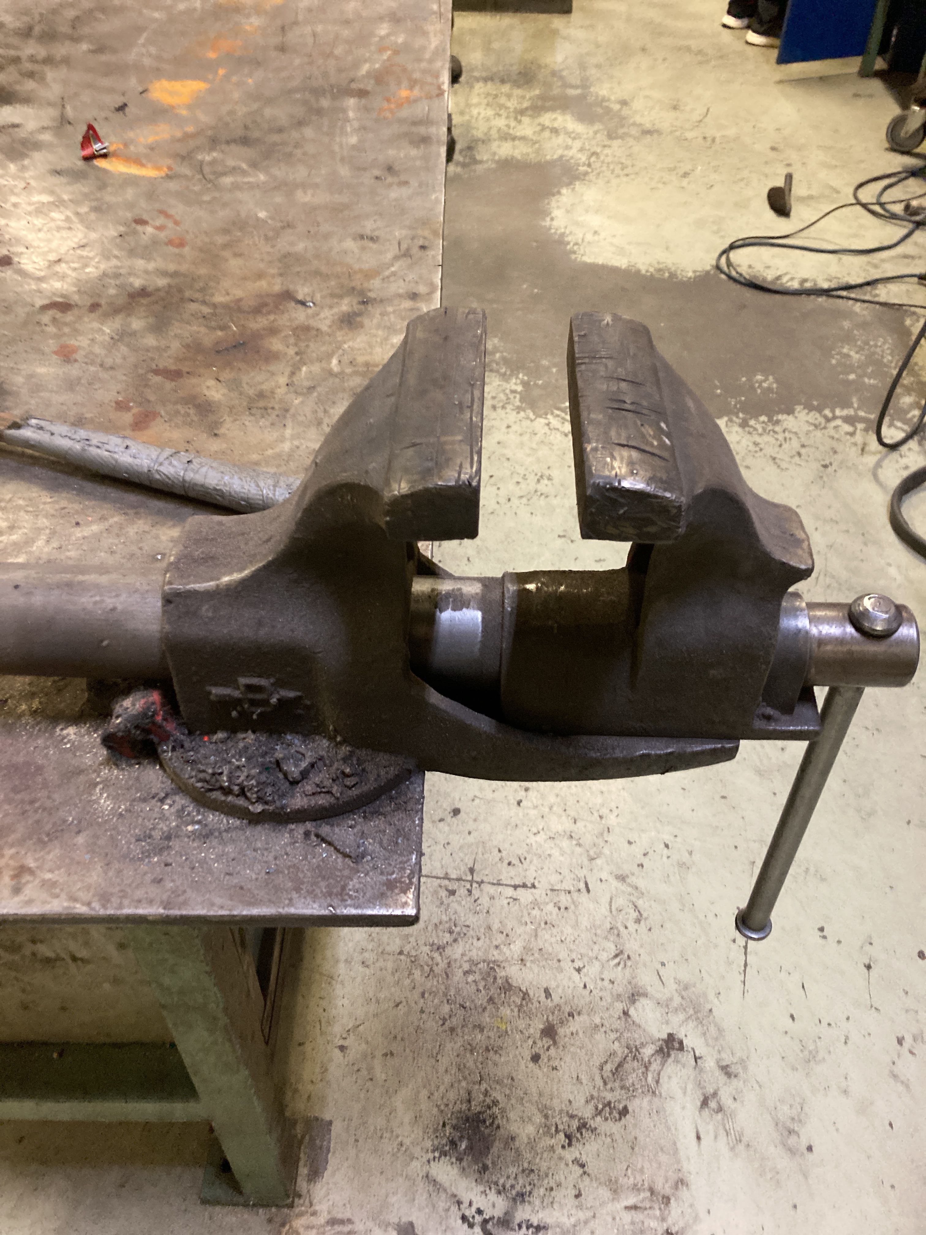 Welding table with bench vise incl. content - PS Auction - We value the ...