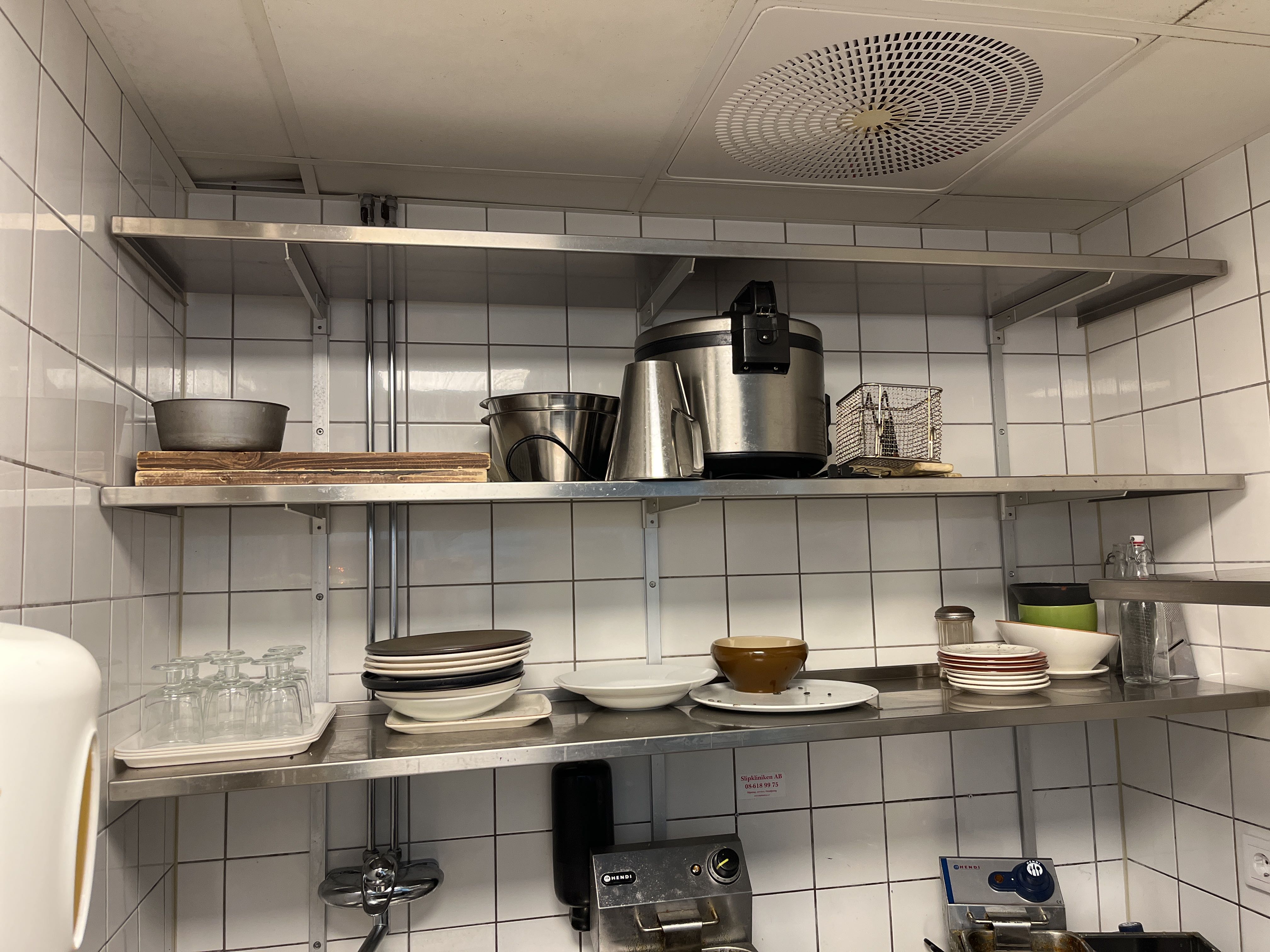 Rostfria hyllor x15 enheter med inkluderade konsoler - Auktioner online ...