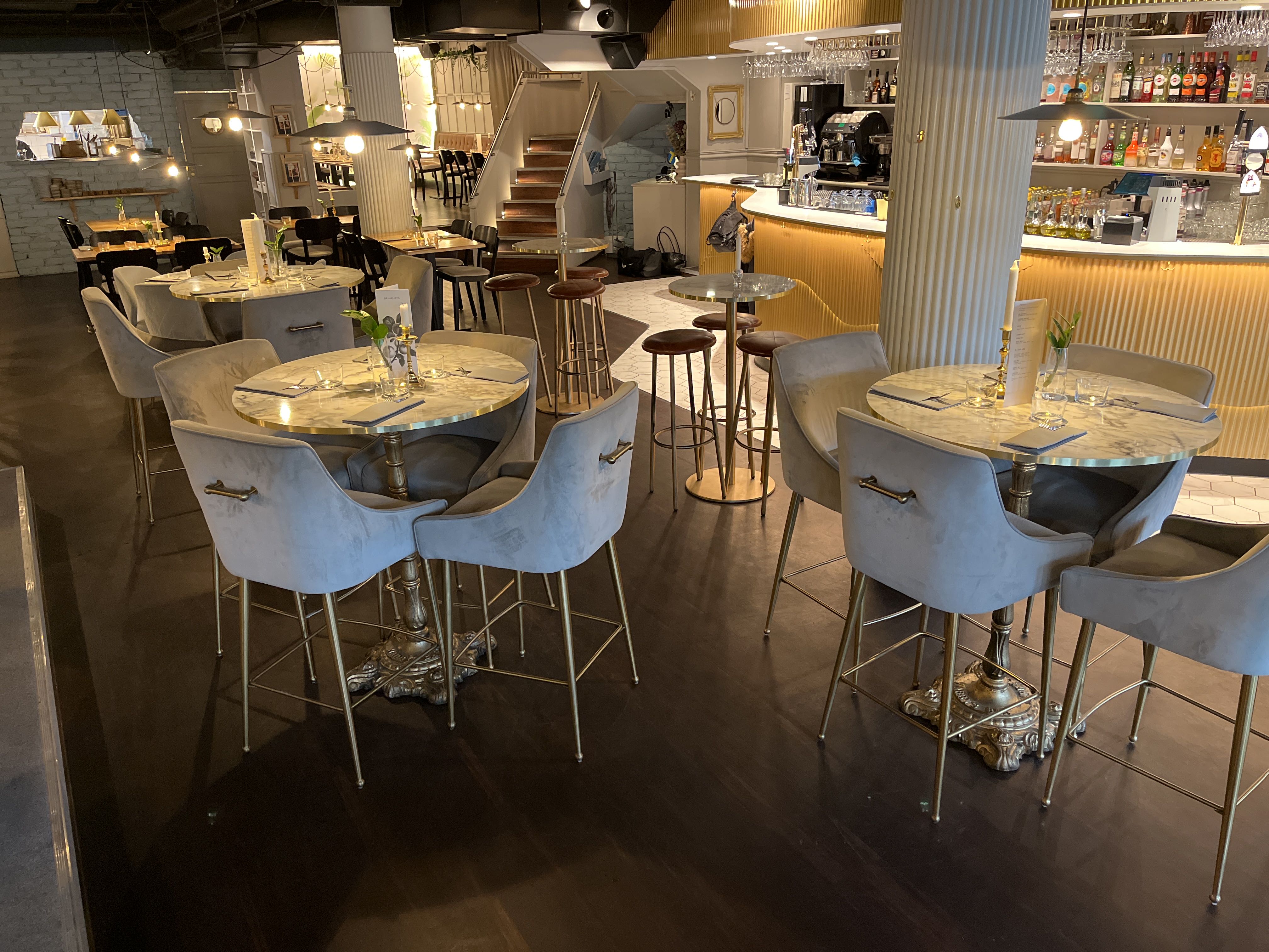 Restauranginredning, 3st barbord med 12st stolar - Auktioner online ...