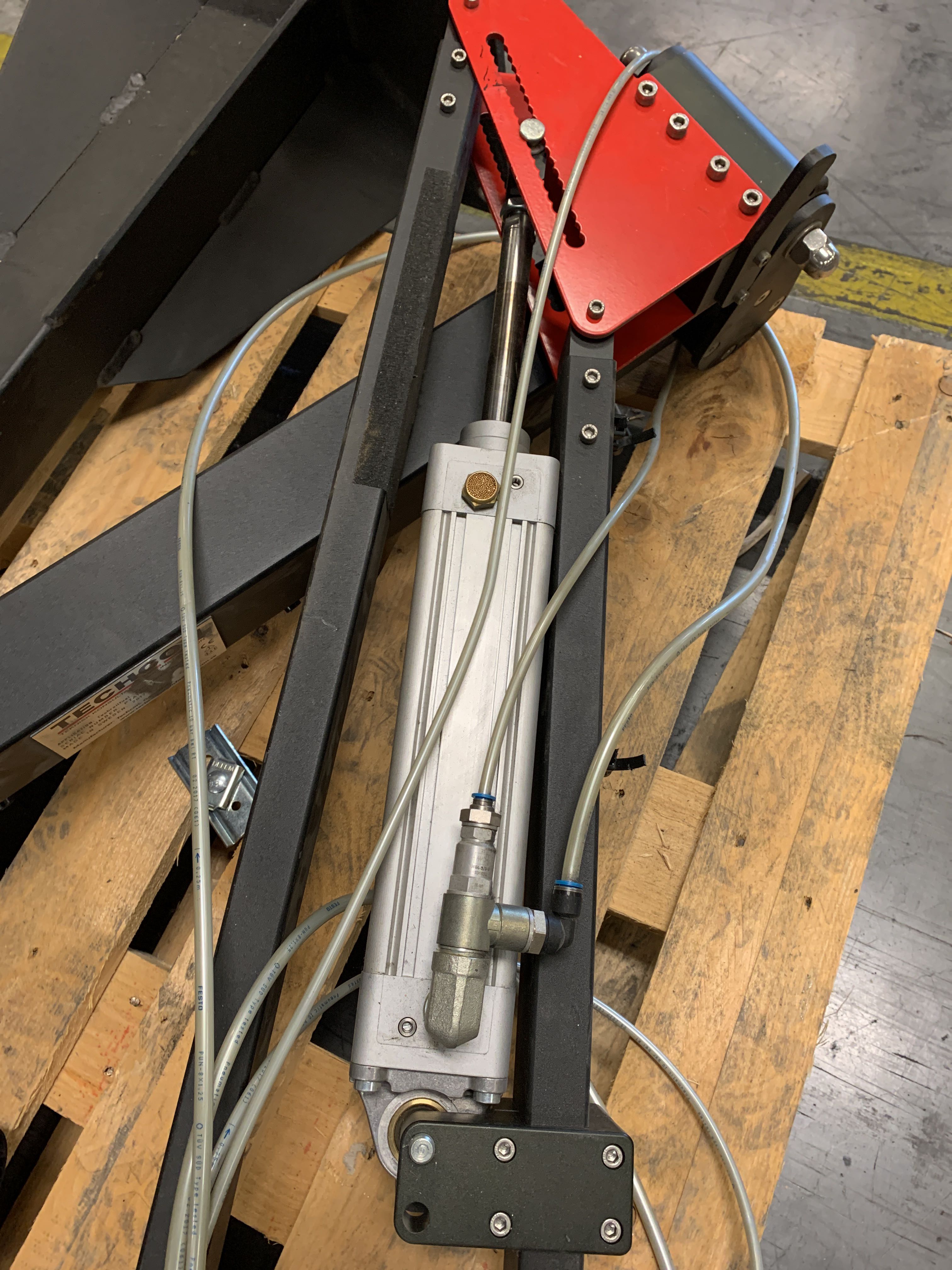 Pillar swing crane Techcon, pneumatic raising / lowering - PS Auction ...