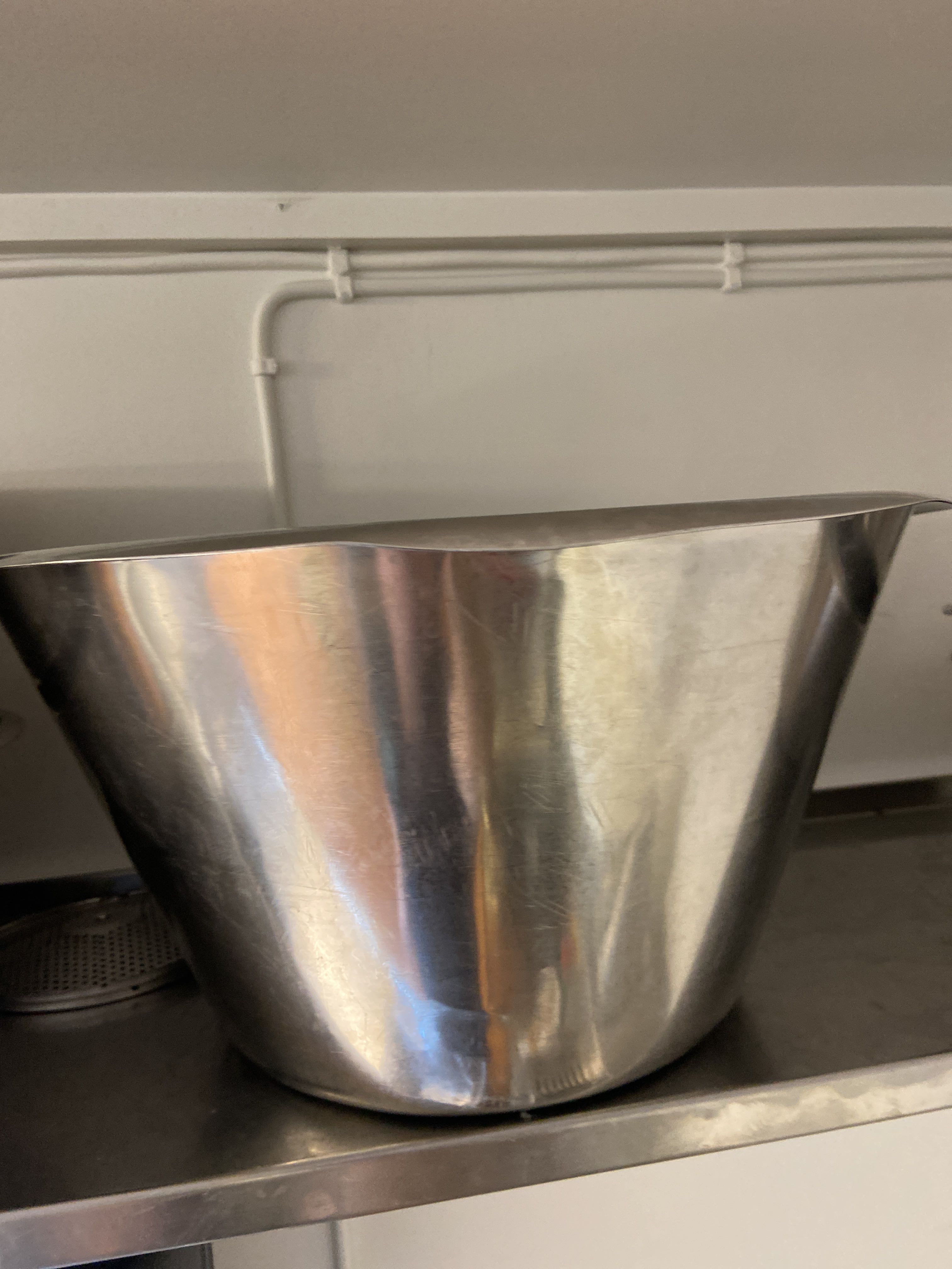 Rostfria hyllor med diverse kärl m.m, 3 stycken - Auktioner online ...