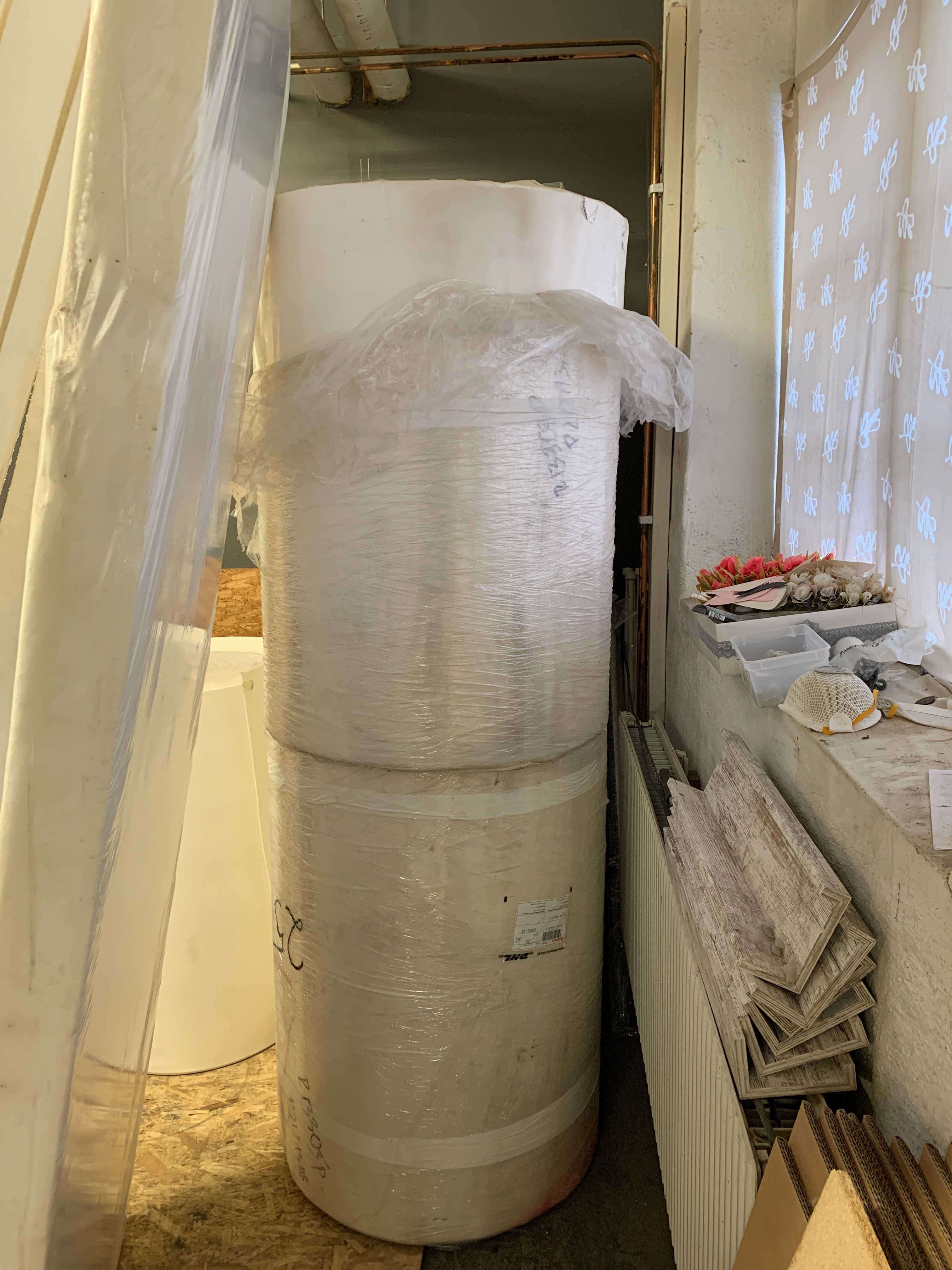 Frigolite, paper and foam plastic for decoration production - PS ...