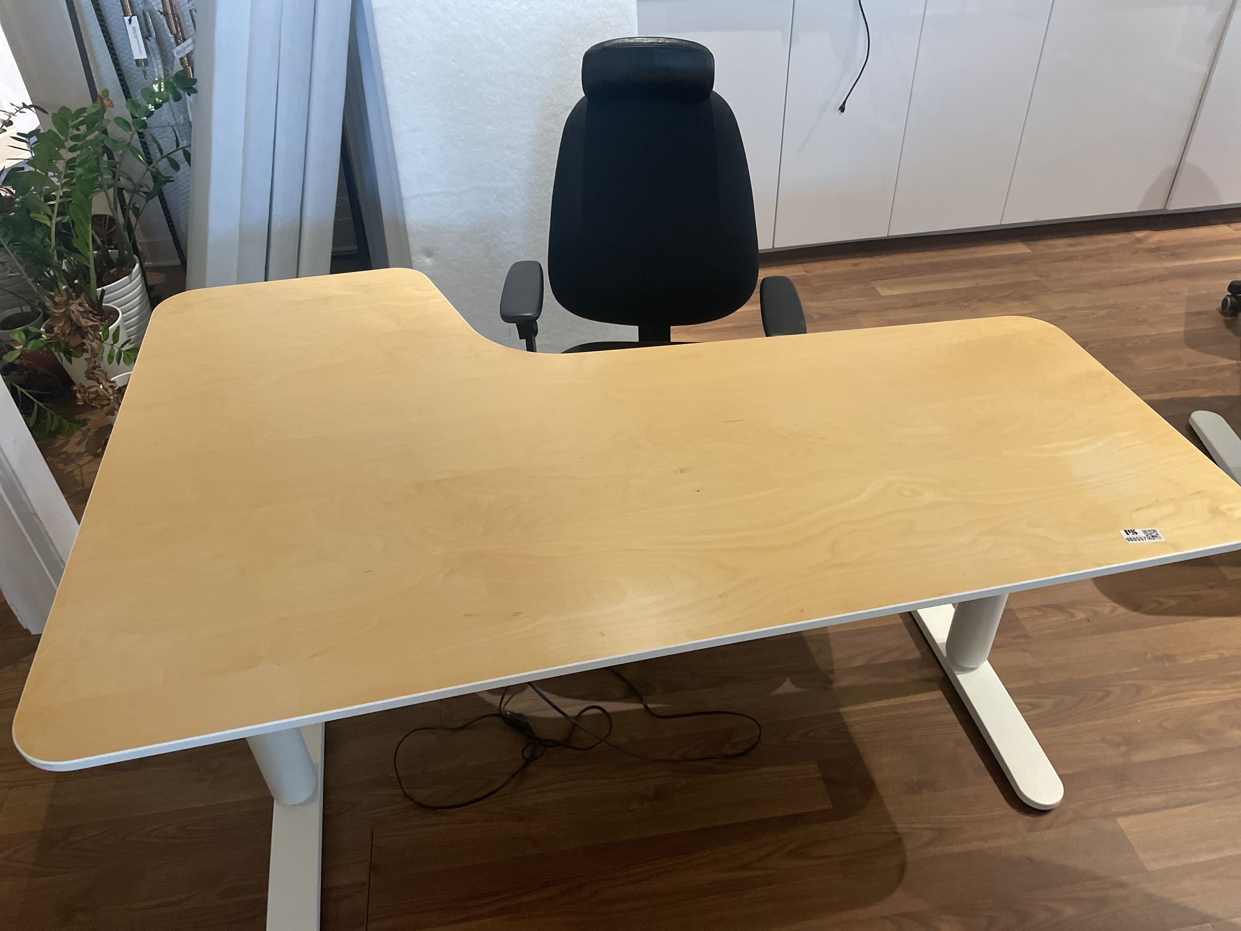 Raised/lowered desk and office chair - PS Auction - We value the future ...