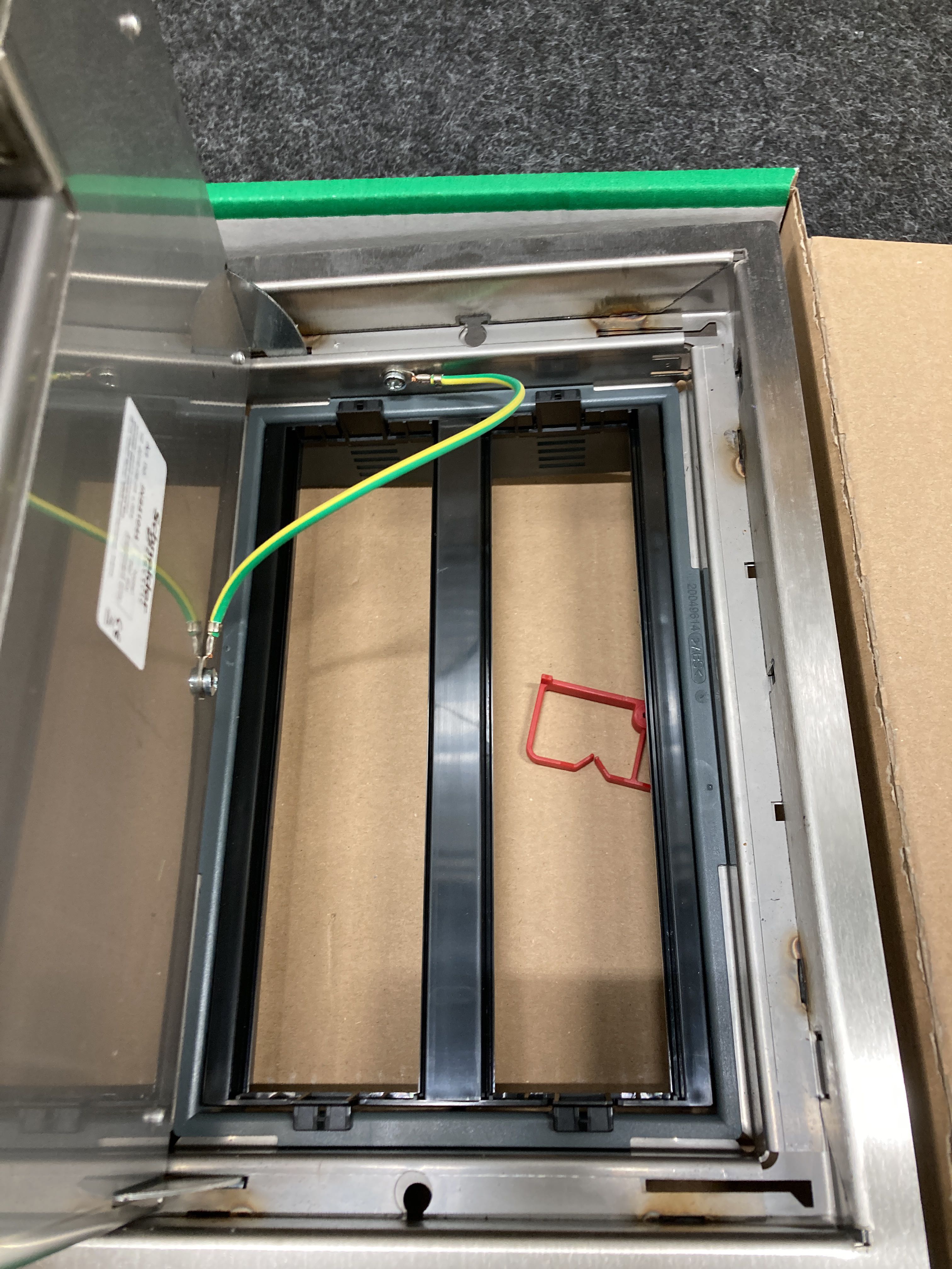 Floor box Schneider Electric INS51044 - PS Auction - We value the ...